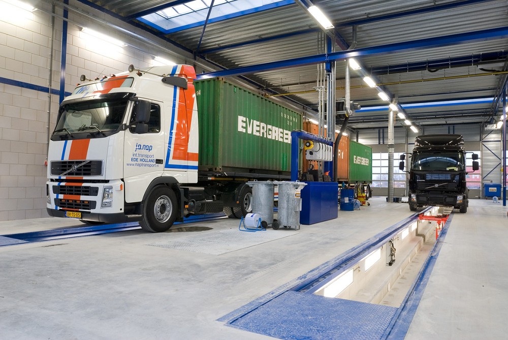COURAGE architecten | Harbers Trucks Volvo - architectenweb.nl