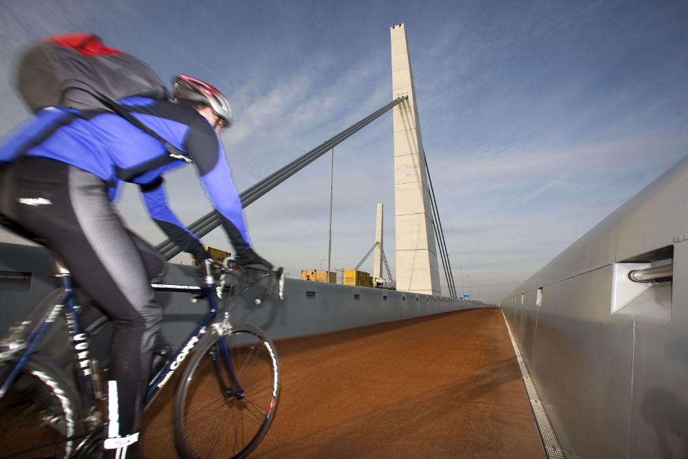 Fietsbrug over Amsterdam-Rijnkanaal geopend - architectenweb.nl