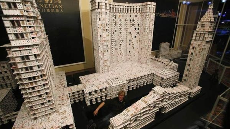 Architect bouwt grootste kaartenhuis ter wereld - architectenweb.nl