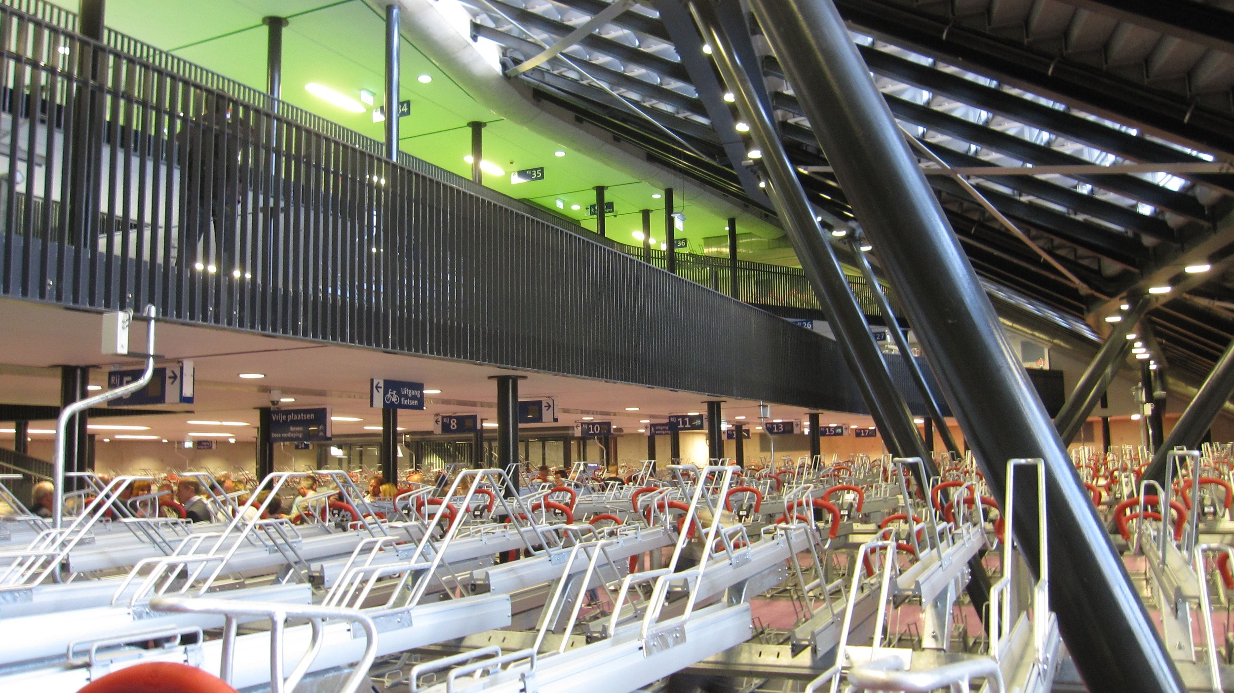 Voorlopig grootste stalling Utrecht geopend - architectenweb.nl