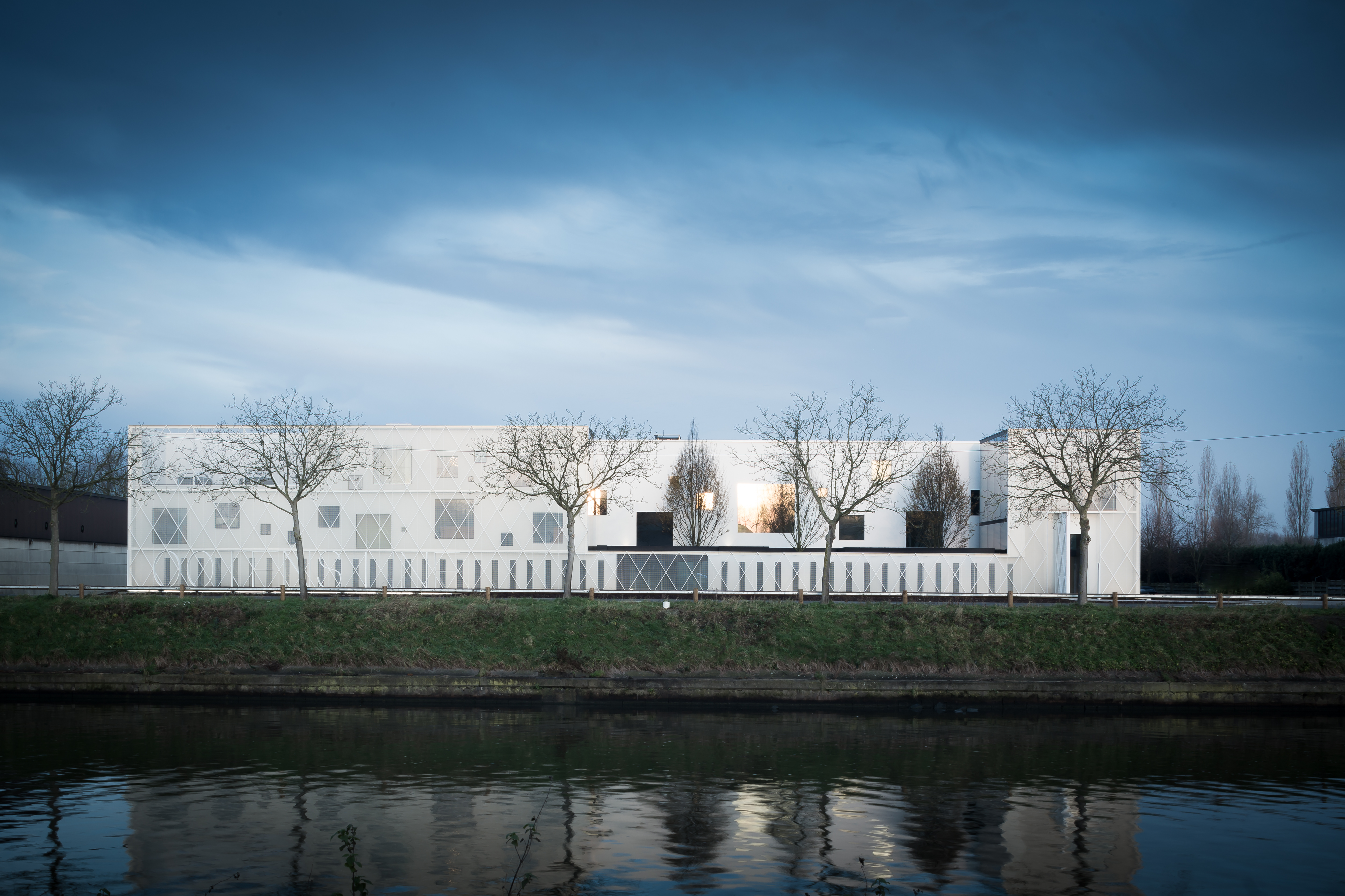 Witte roostergevel voor kantoor van staalbedrijf - architectenweb.nl