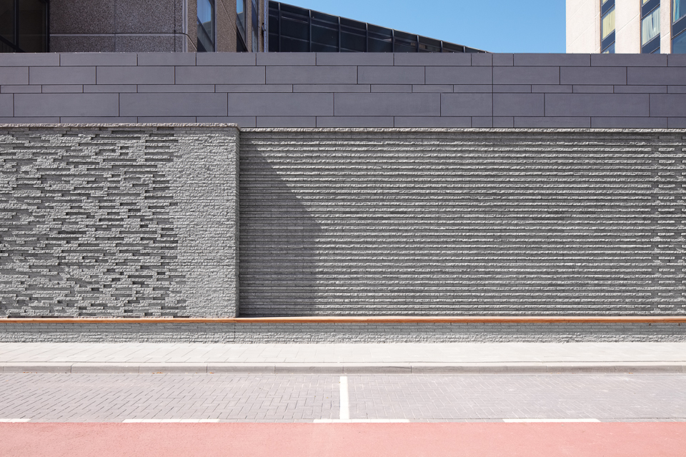 Zecc maakt wand van gebroken stoeptegels - architectenweb.nl