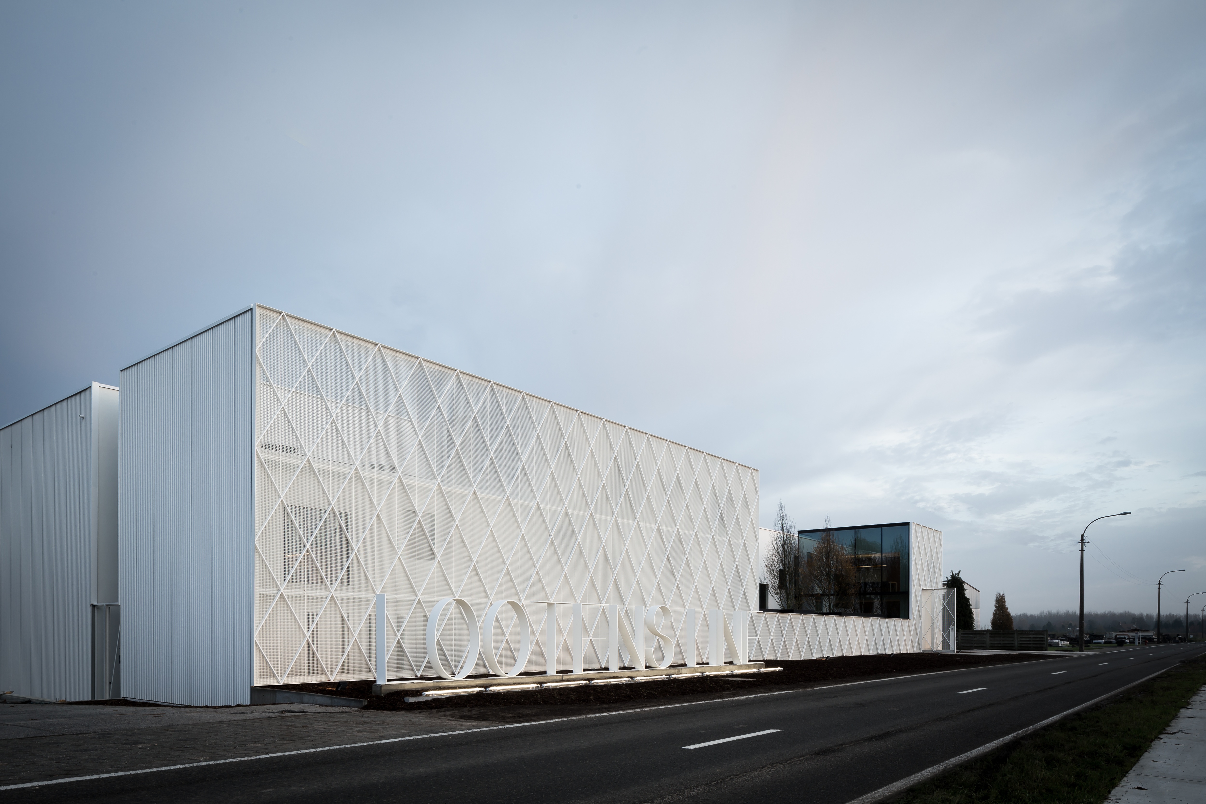 Witte roostergevel voor kantoor van staalbedrijf - architectenweb.nl