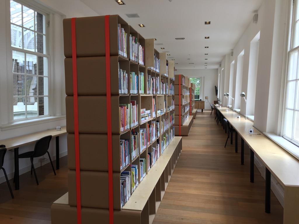 Bibliotheek met binnentuin in historisch Schiedam - architectenweb.nl
