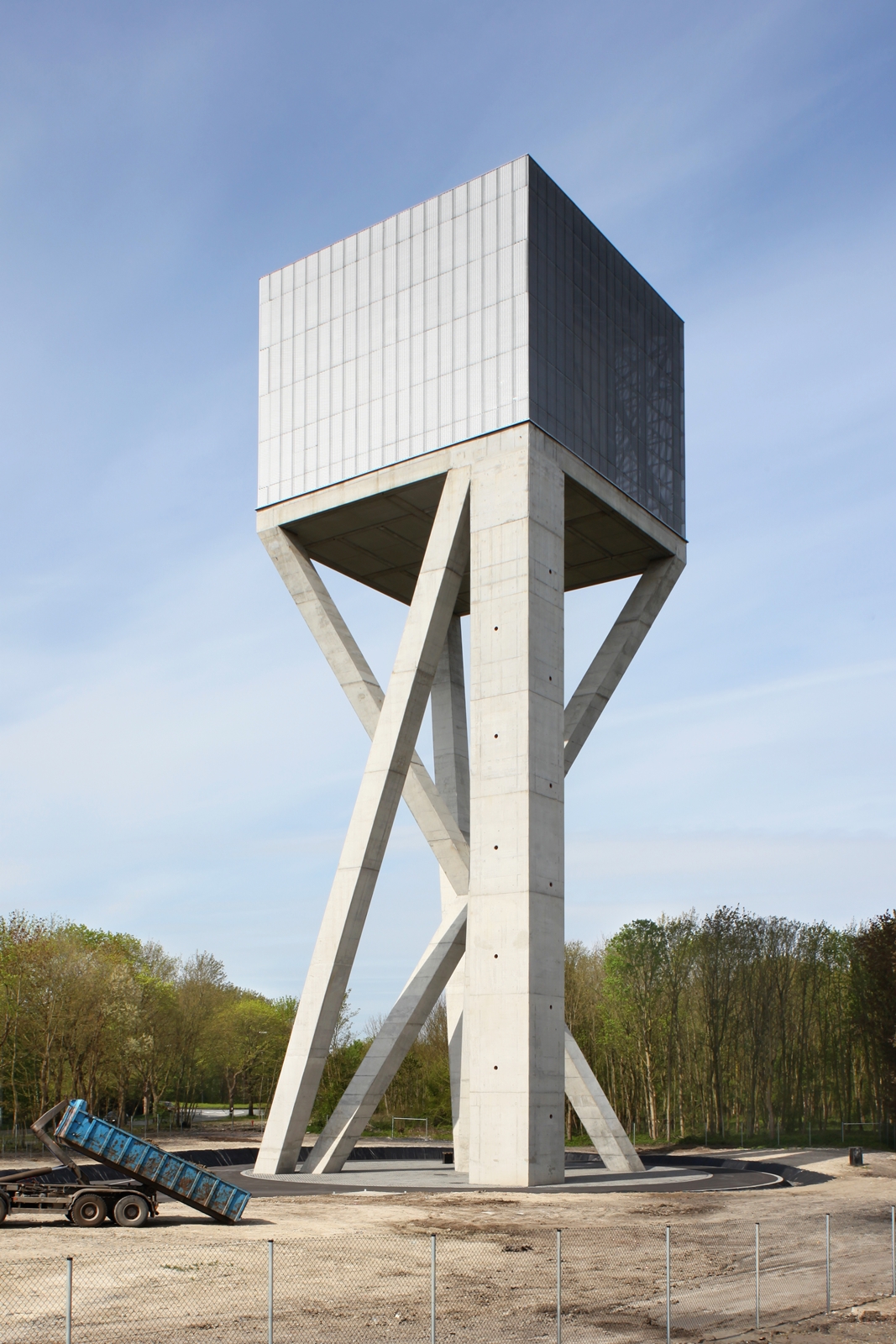 V+ ontwerpt watervat op betonnen schragen - architectenweb.nl
