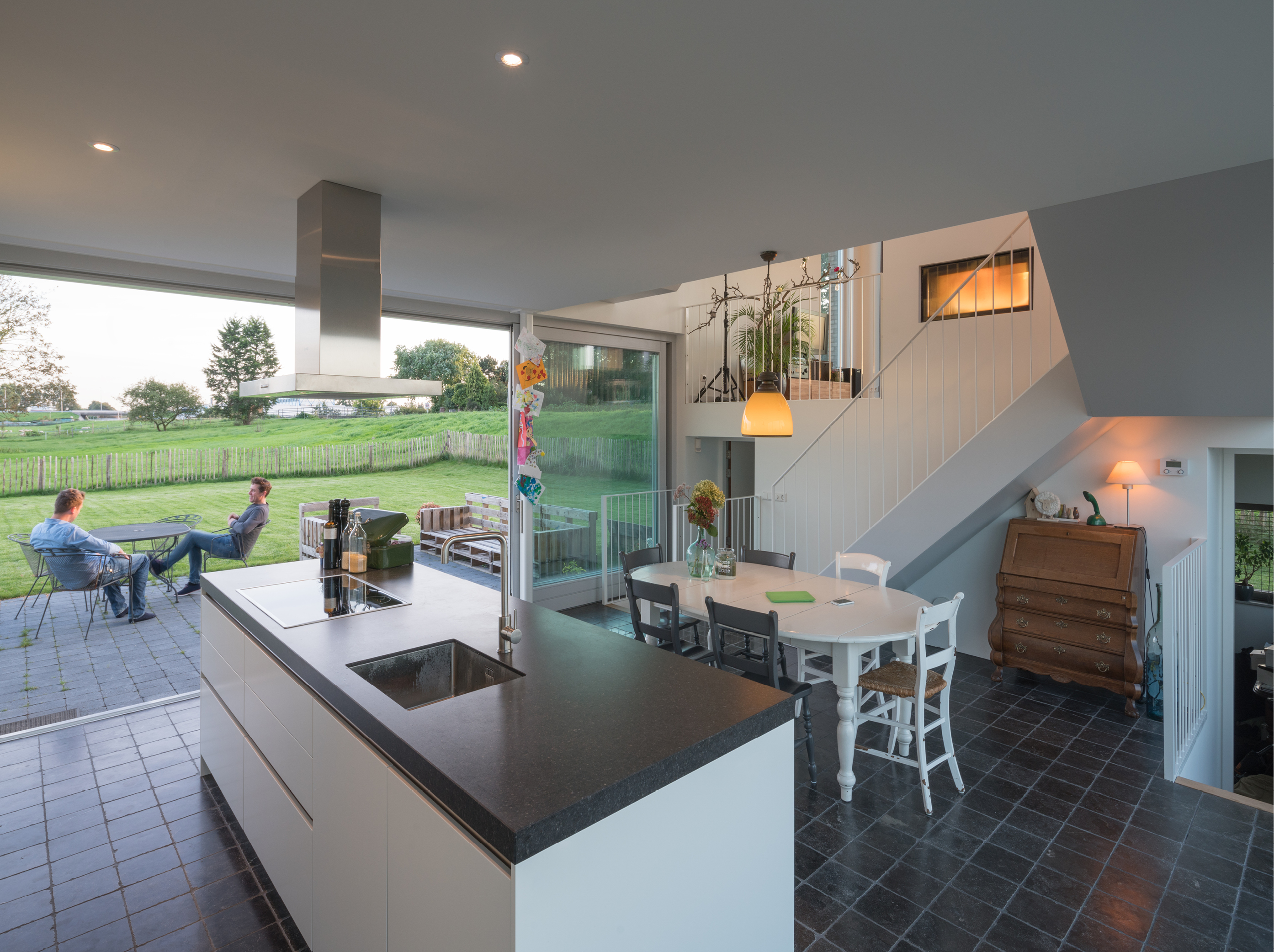 P·A geeft landelijk woonhuis onverwachte indeling - architectenweb.nl