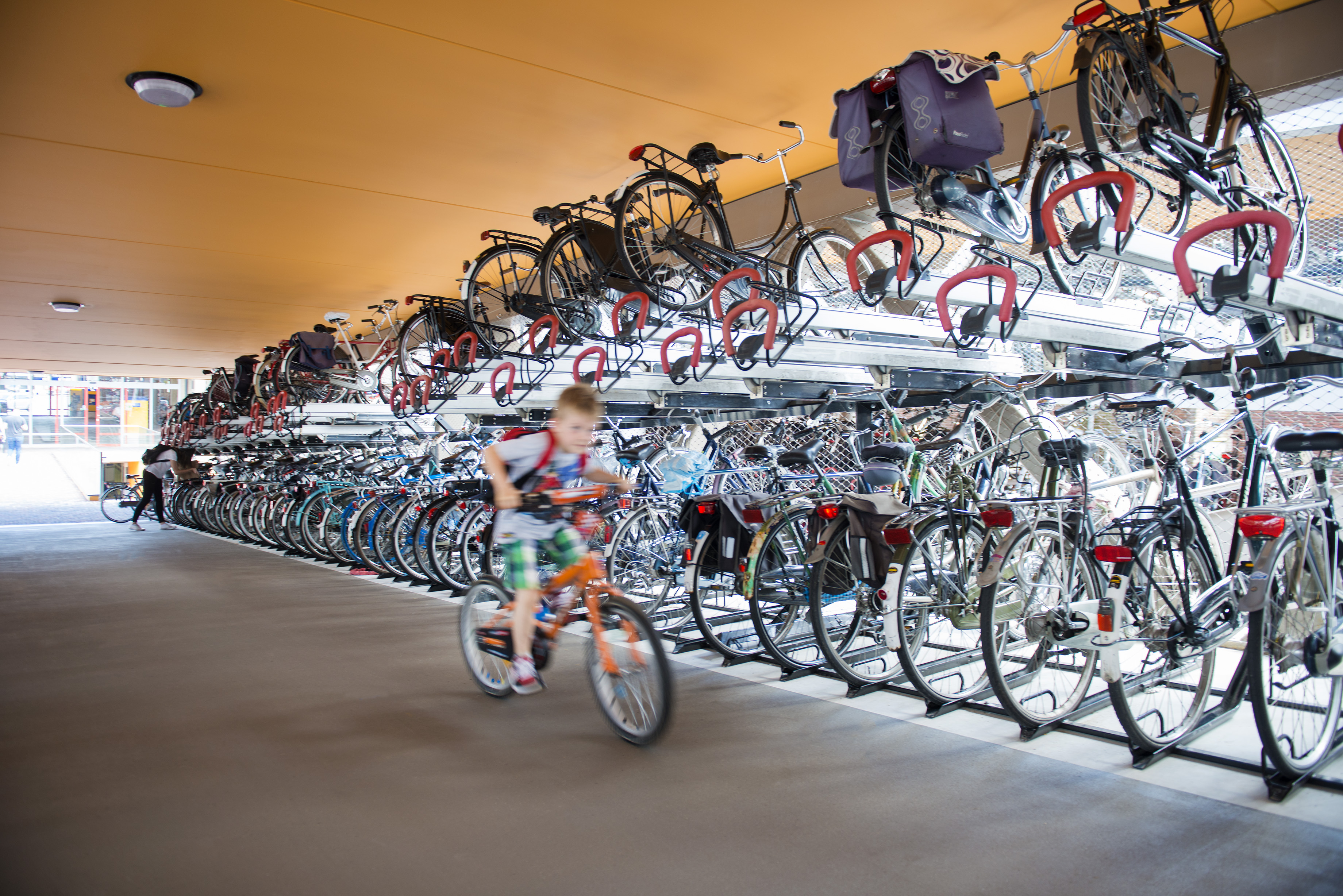 Fietsflat station Hengelo officieel geopend - architectenweb.nl