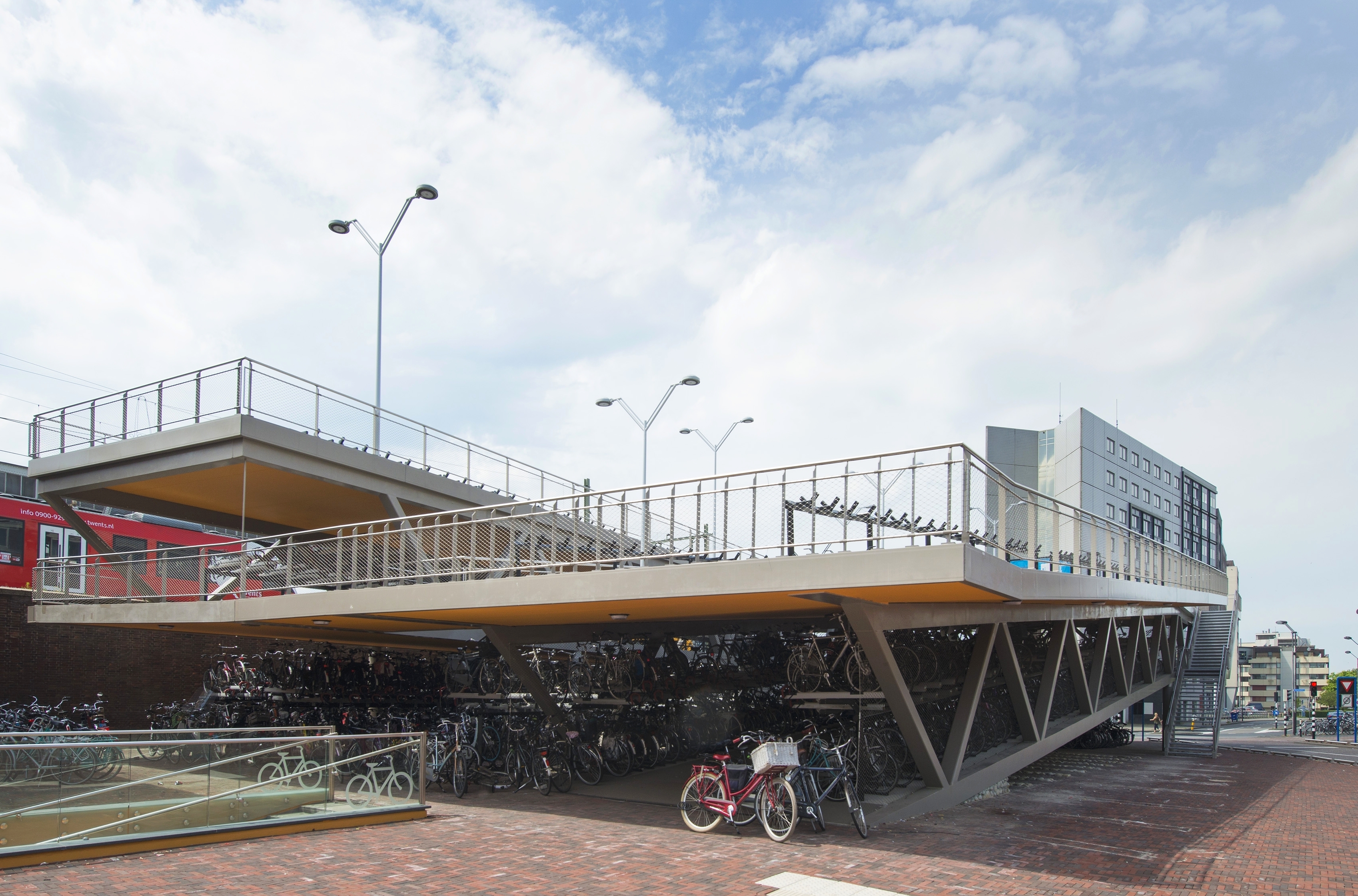 Fietsflat station Hengelo officieel geopend - architectenweb.nl