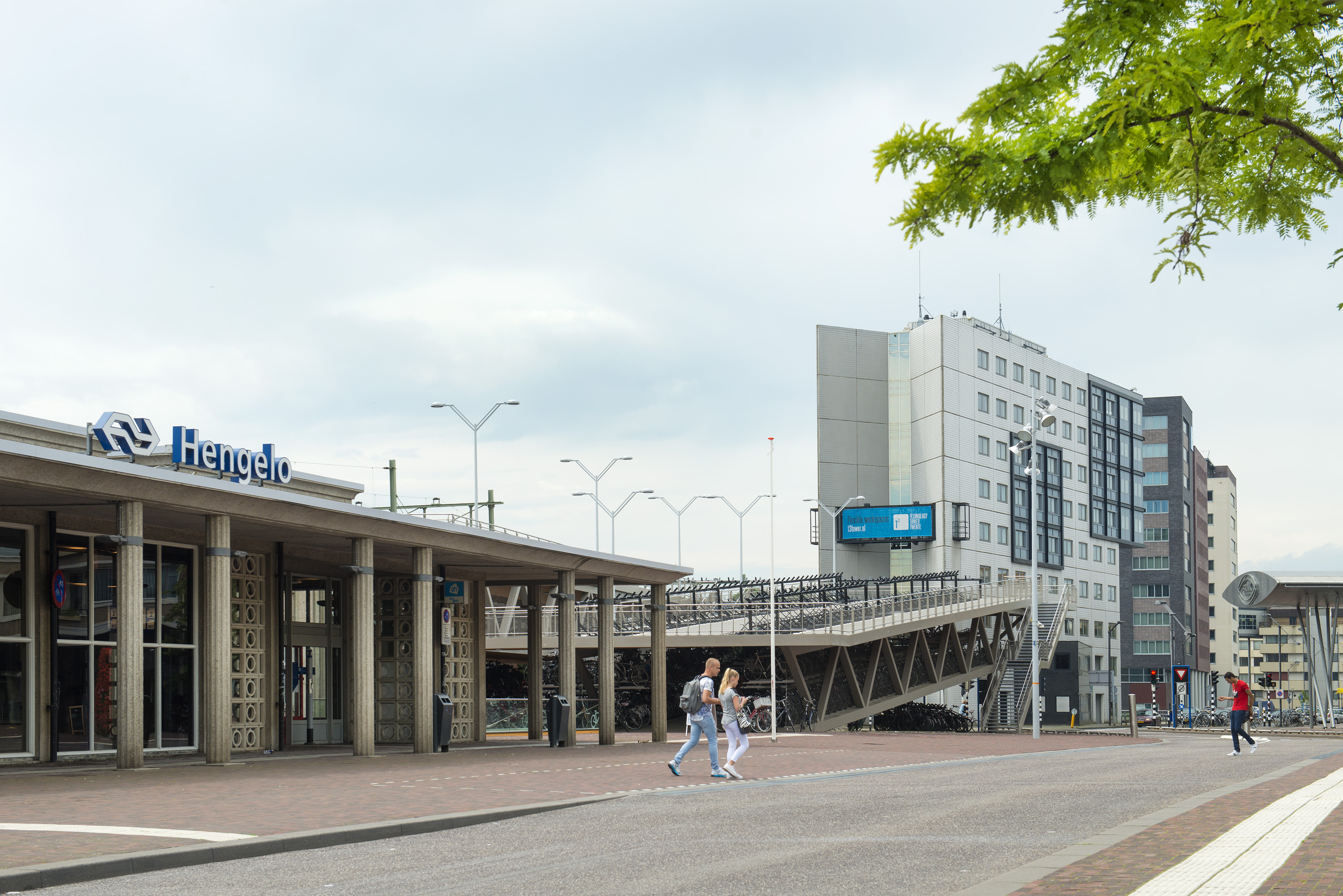 Fietsflat station Hengelo officieel geopend - architectenweb.nl