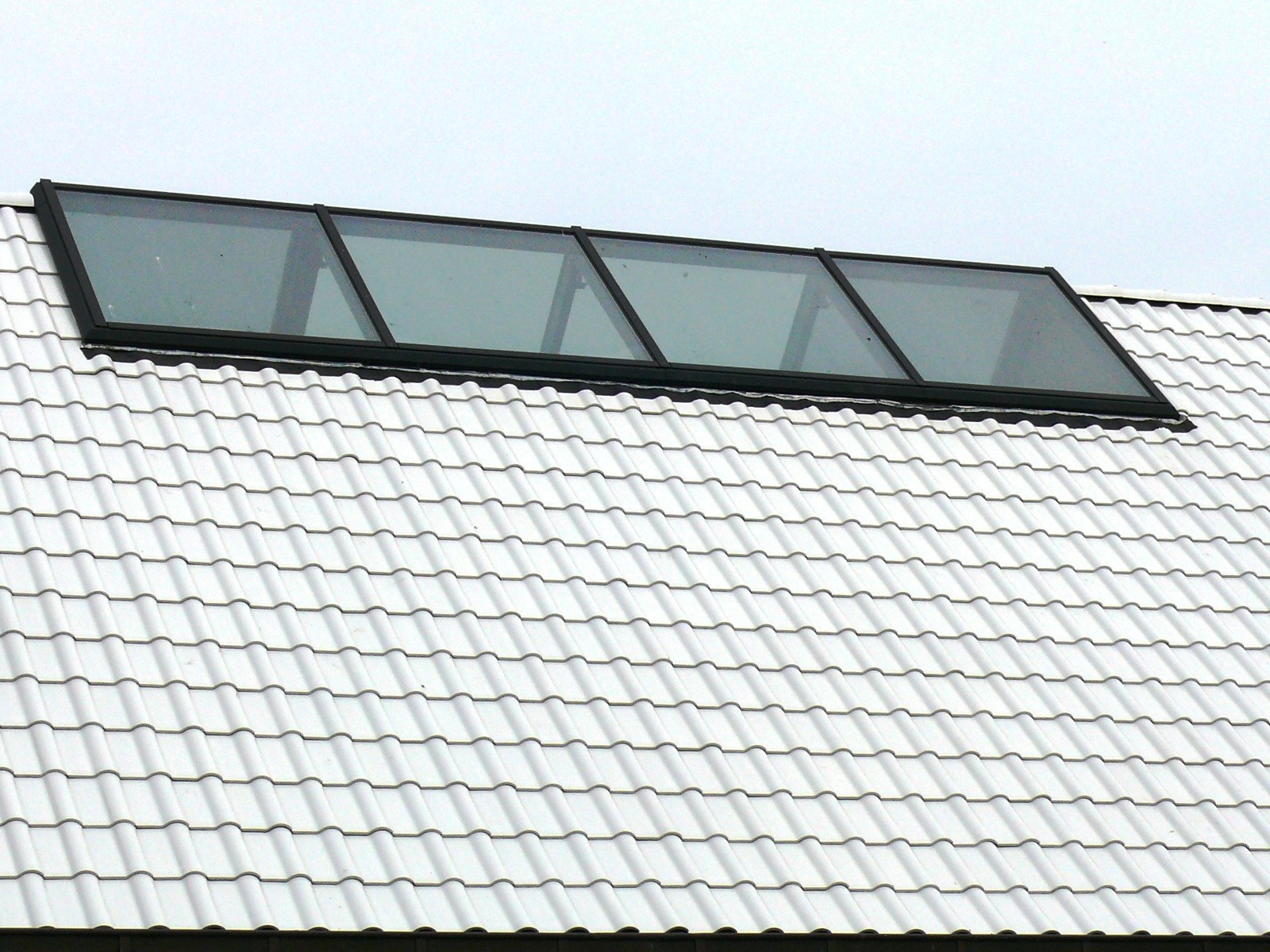 BH KERAMIEK BV | Building Ceramics | Witkleurige Keramische Dakpannen ...