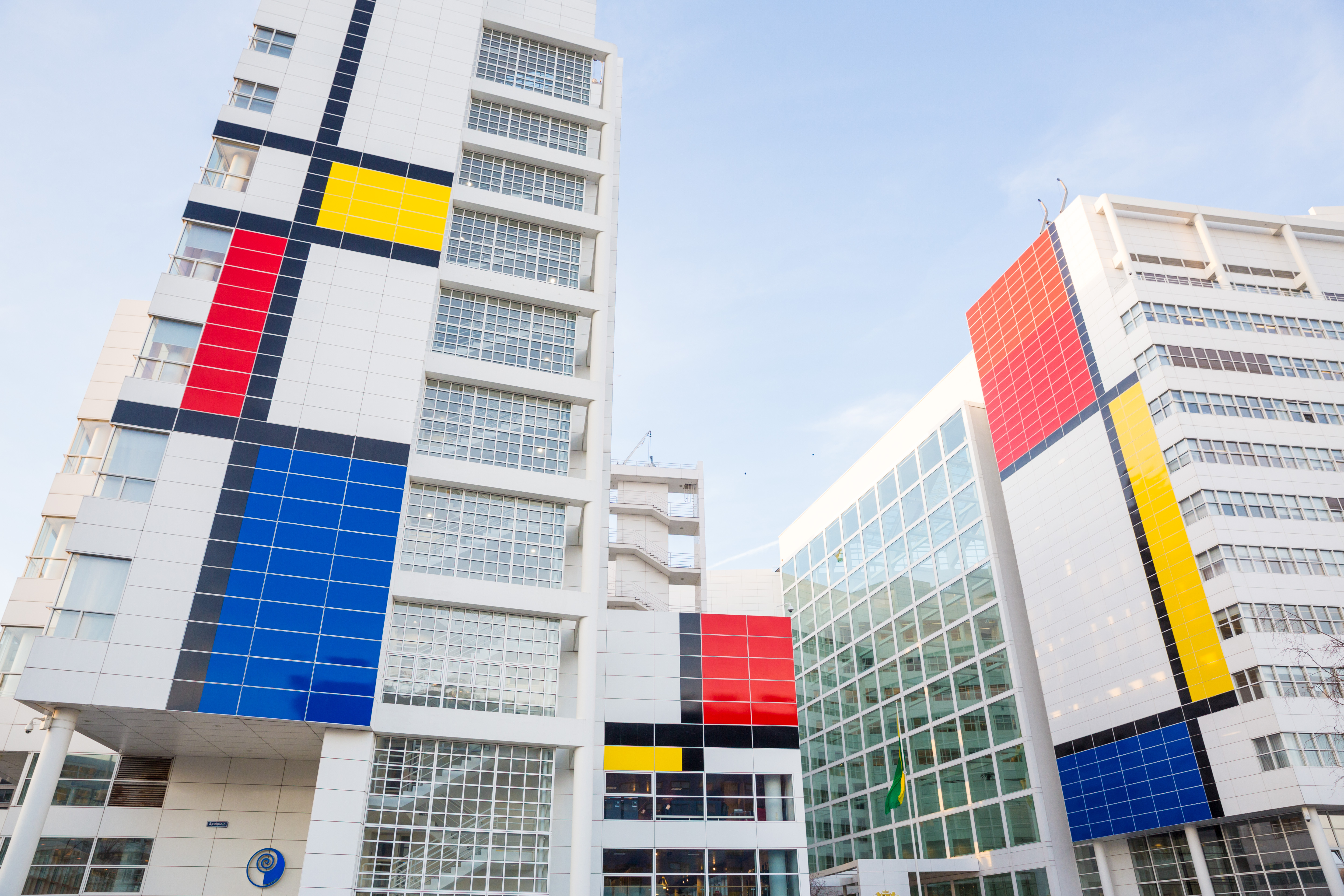 Gevel Haags stadhuis veranderd in Mondriaan-doek - architectenweb.nl
