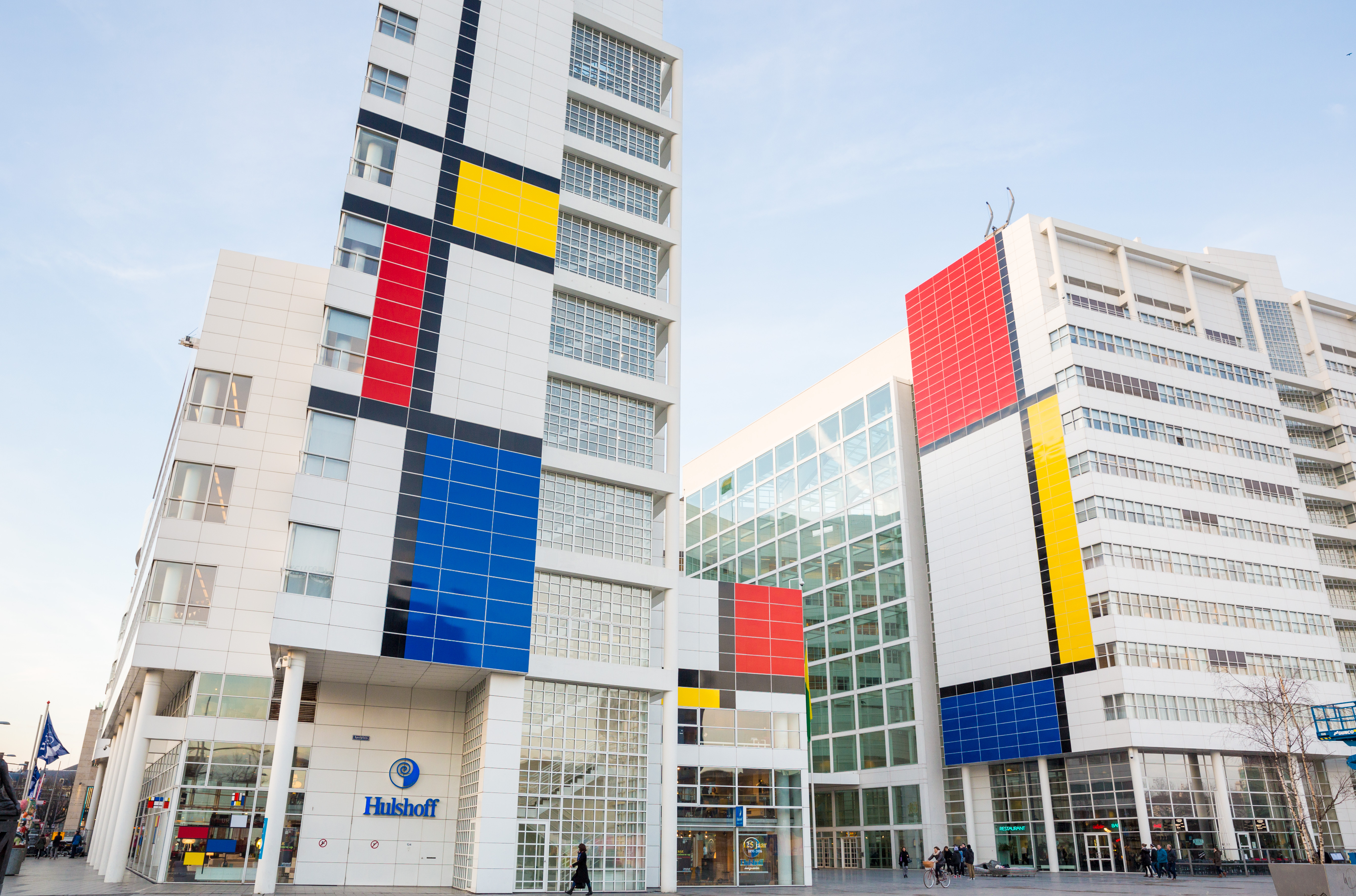 Gevel Haags stadhuis veranderd in Mondriaan-doek - architectenweb.nl