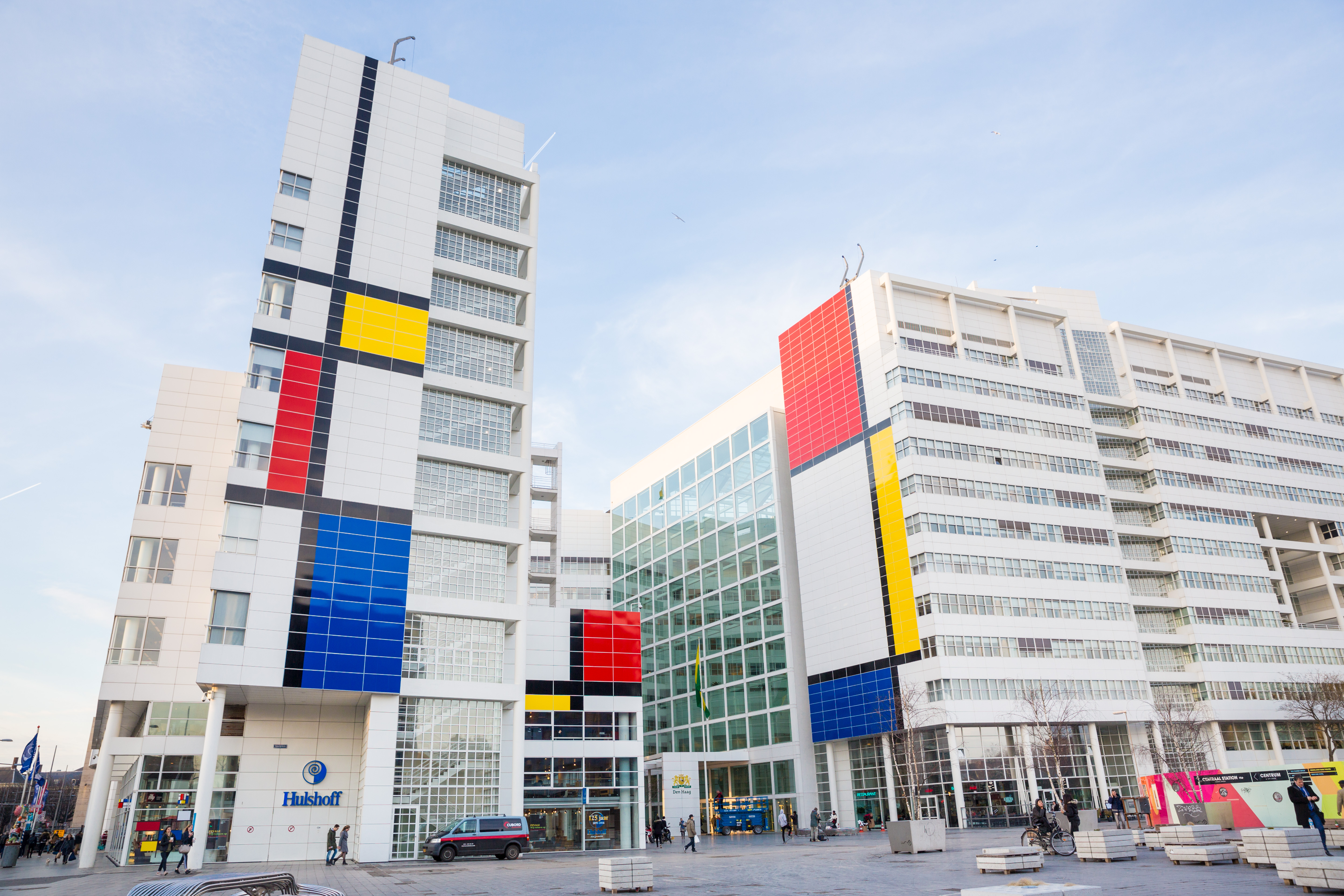 Gevel Haags stadhuis veranderd in Mondriaan-doek - architectenweb.nl
