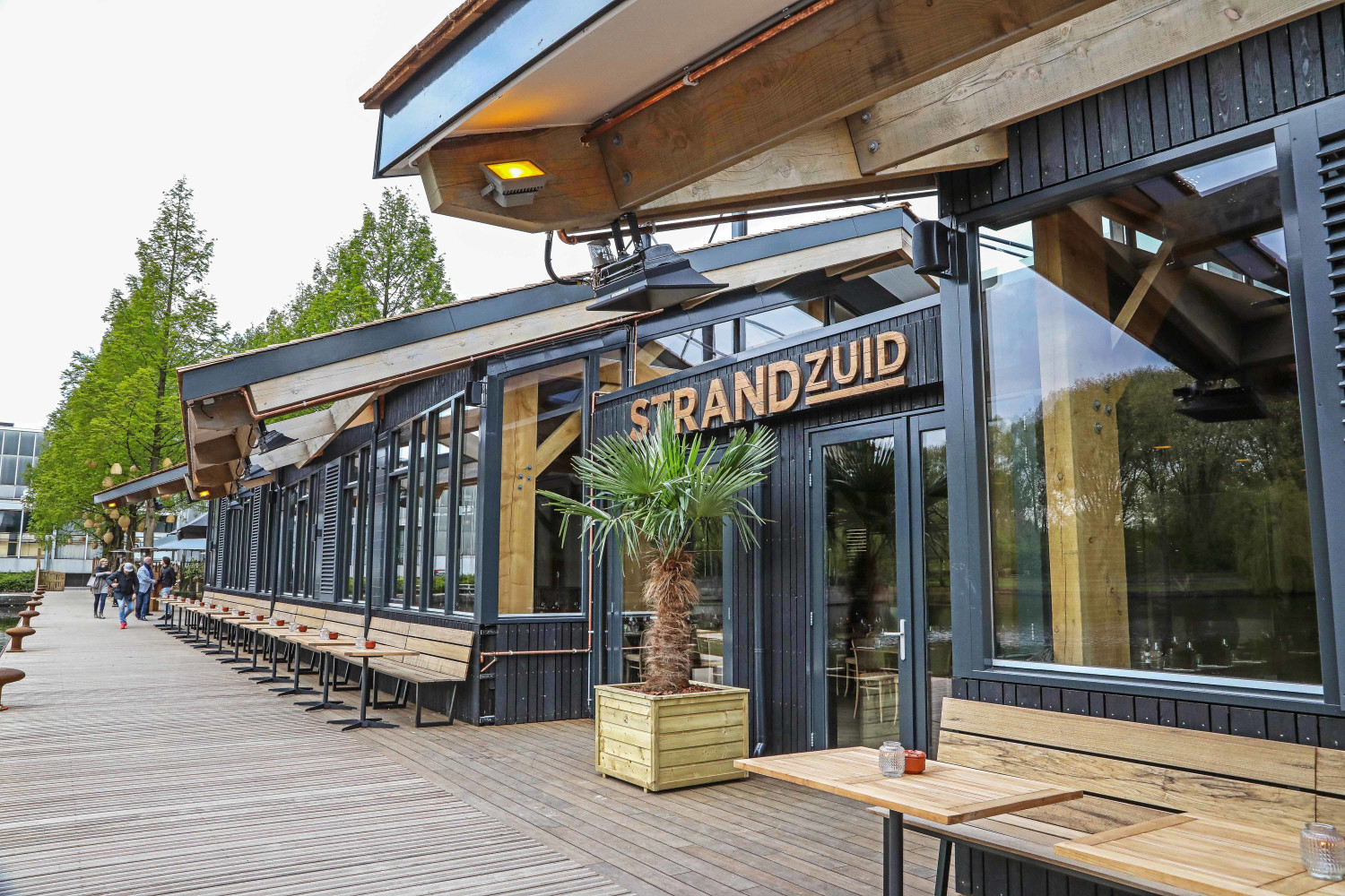 Vernieuwd Strandzuid achter de RAI geopend - architectenweb.nl