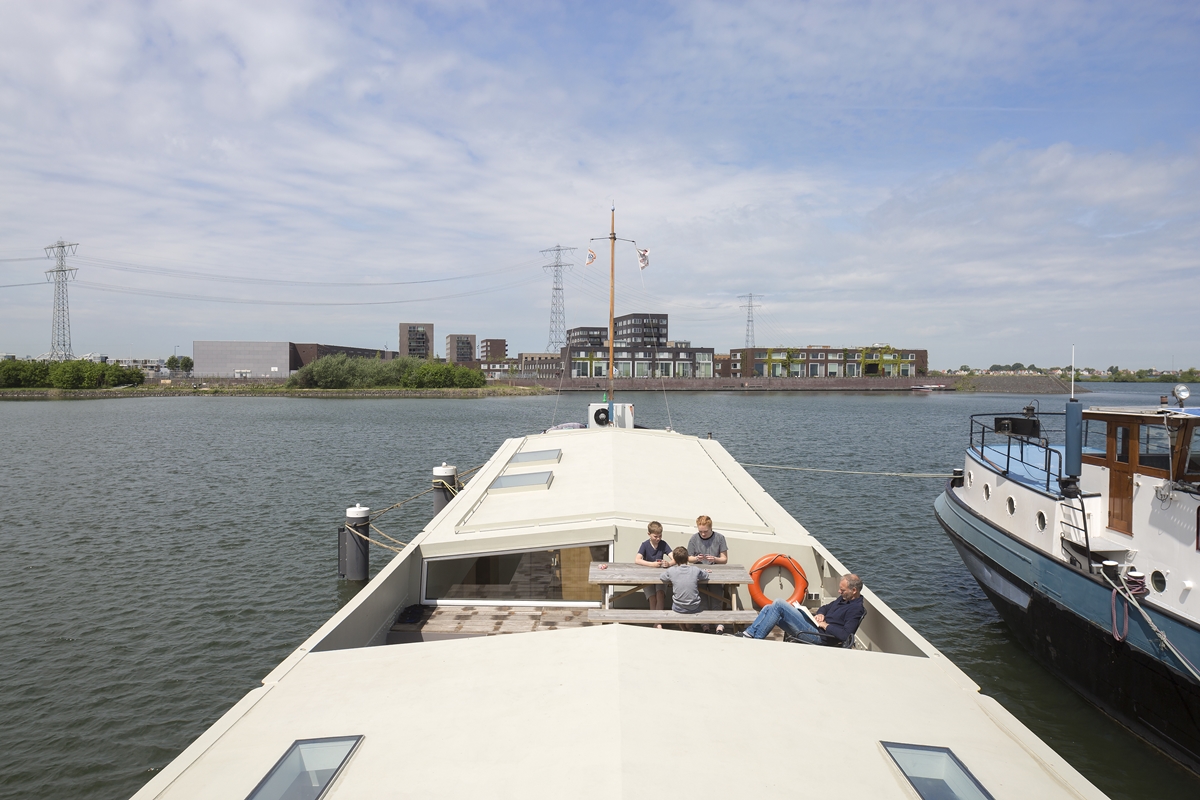 Vrachtschip verbouwd tot woonschip - architectenweb.nl