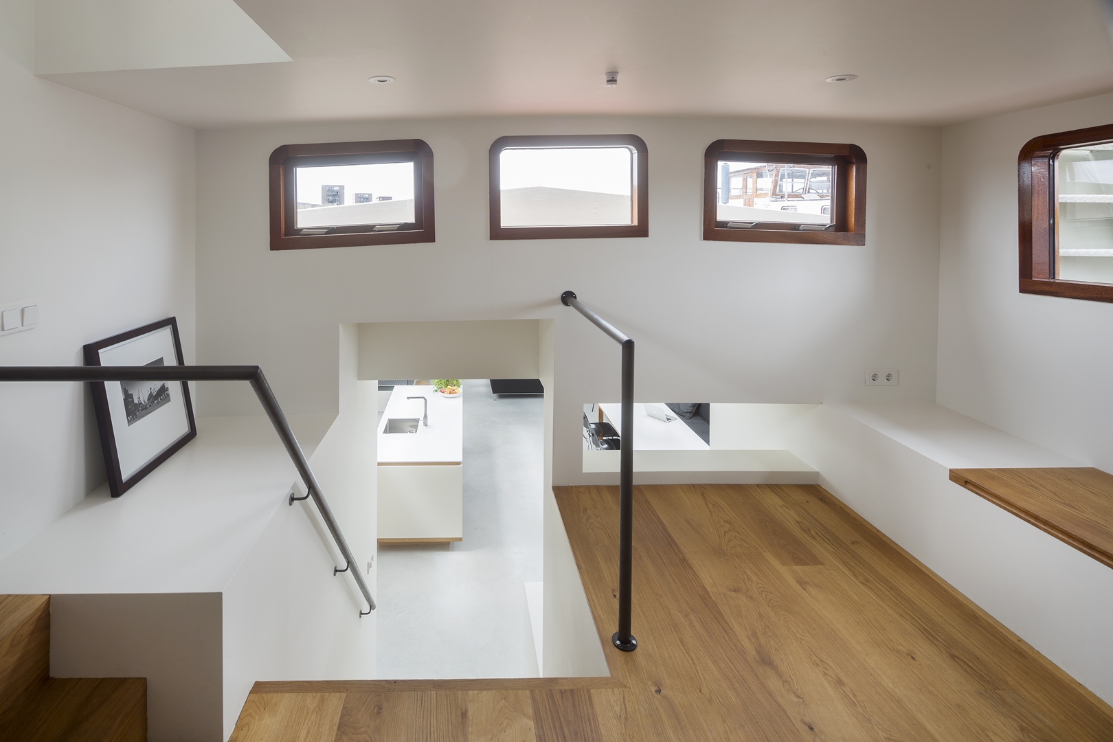 Vrachtschip verbouwd tot woonschip - architectenweb.nl