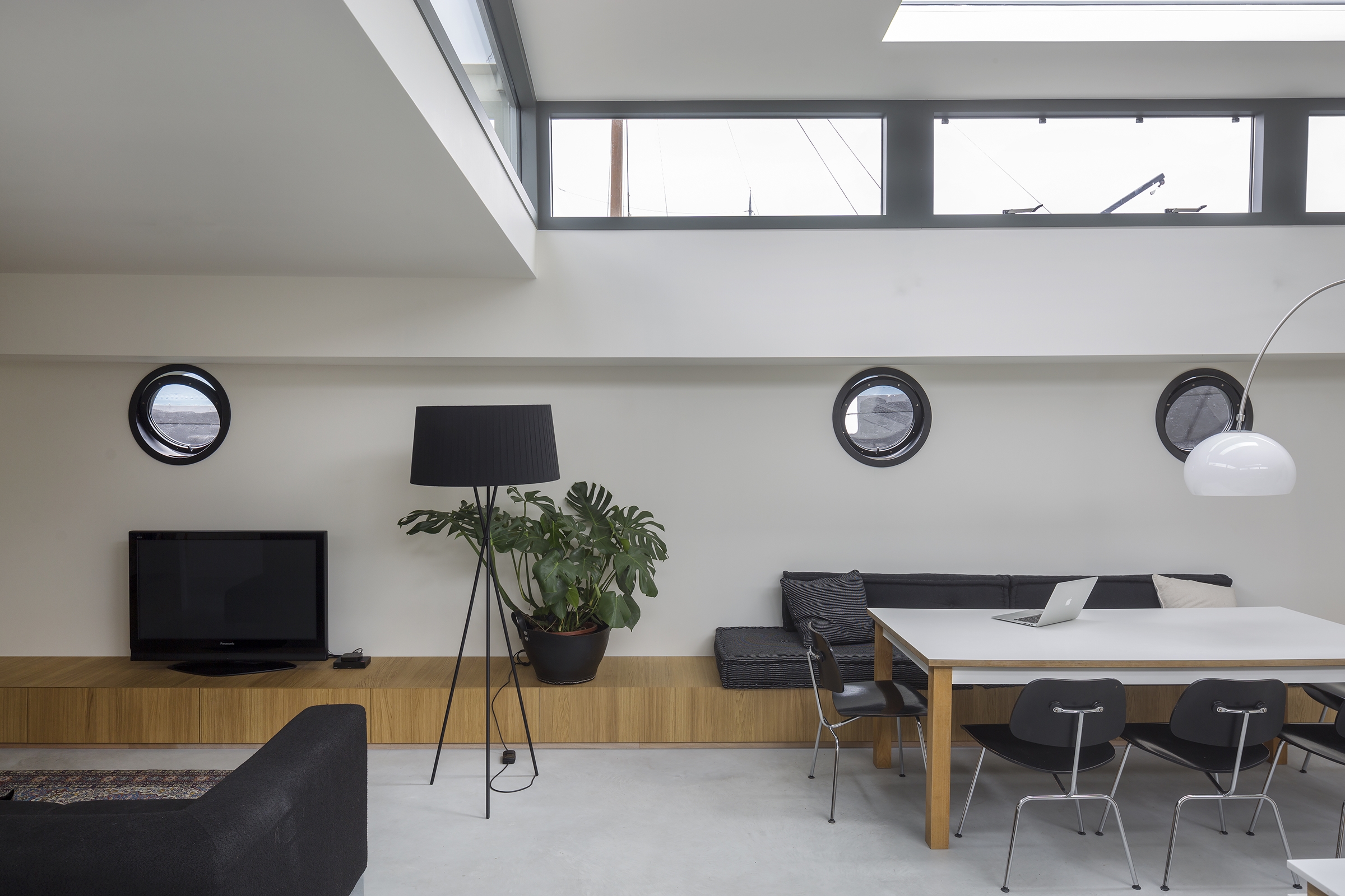 Vrachtschip verbouwd tot woonschip - architectenweb.nl