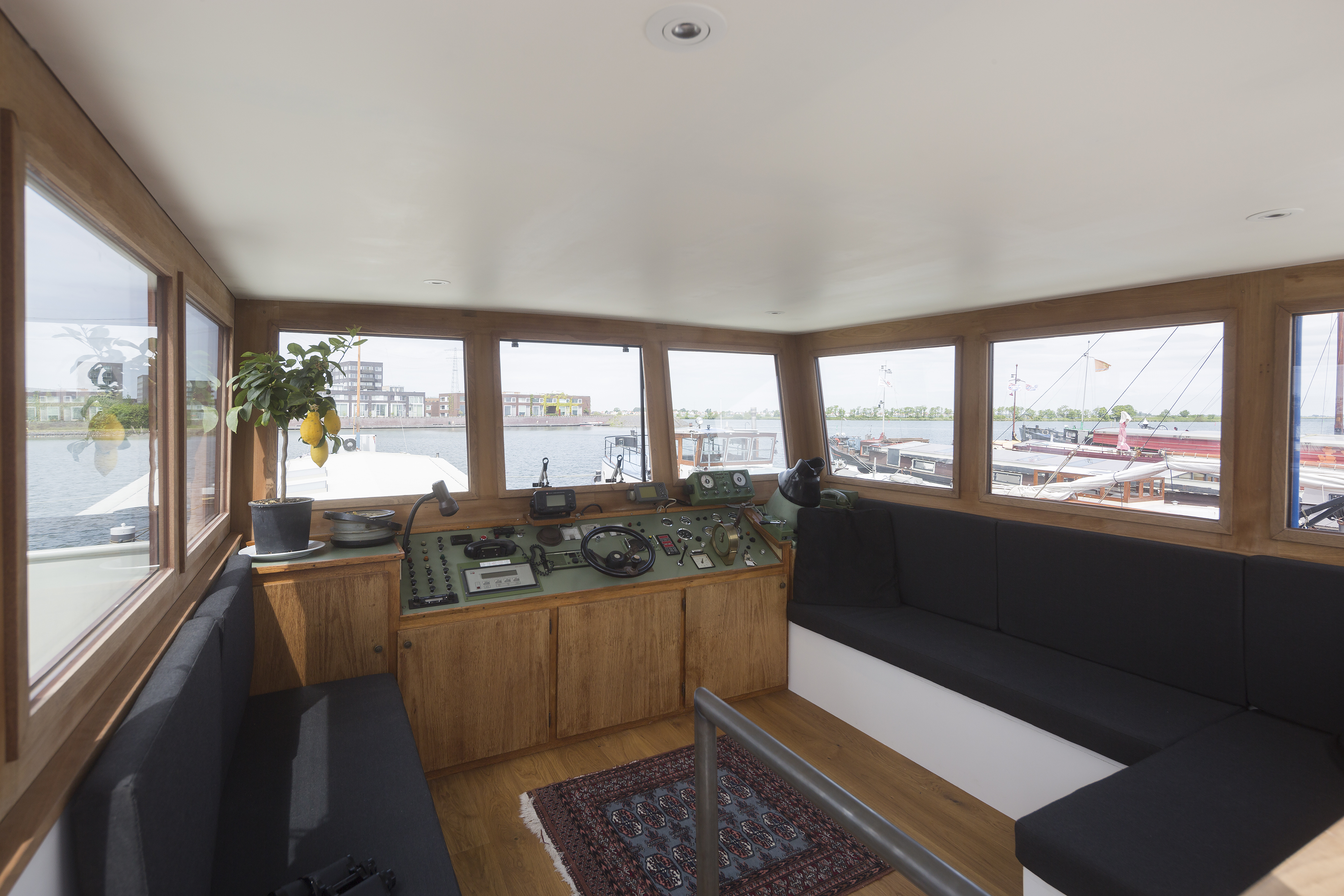 Vrachtschip verbouwd tot woonschip - architectenweb.nl