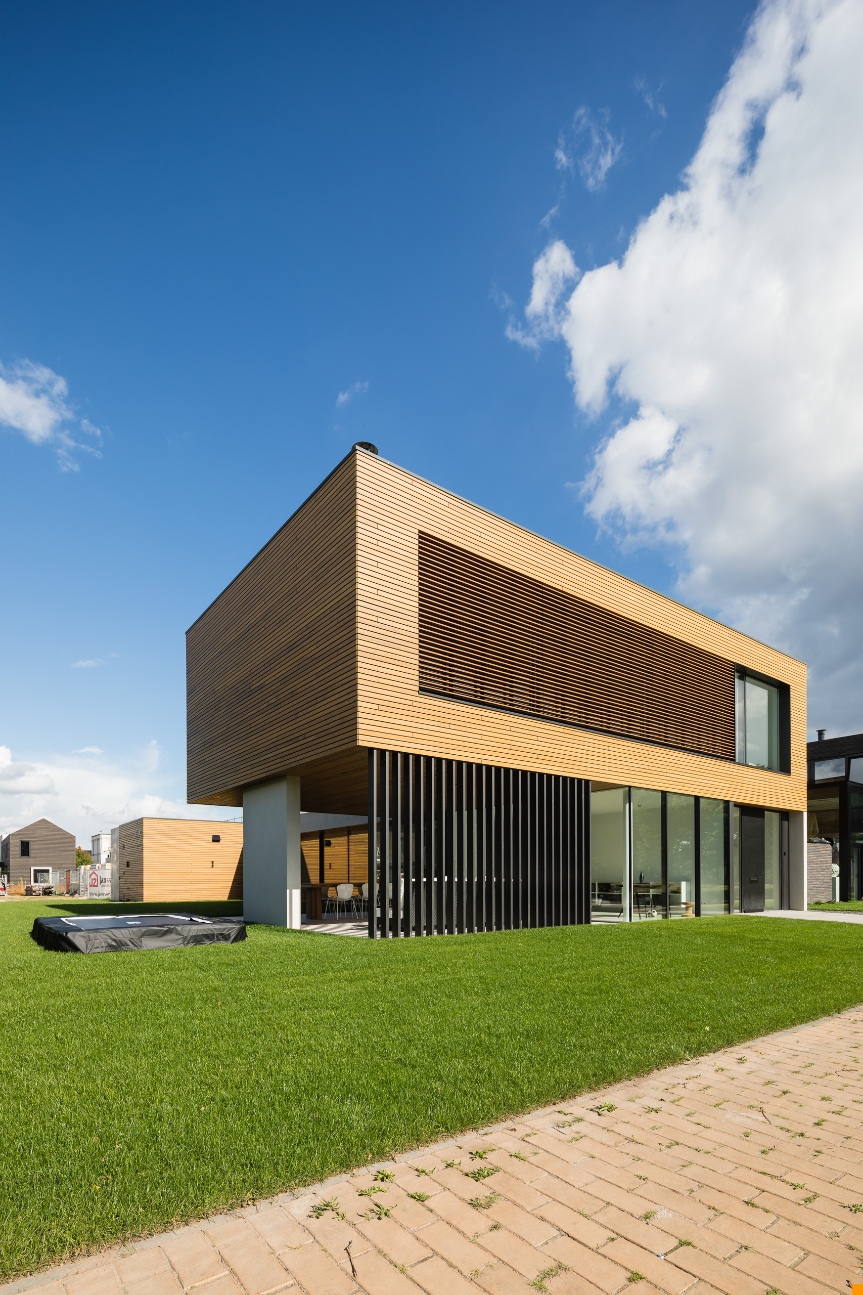 Woonhuis met sterke relatie tussen binnen en buiten - architectenweb.nl