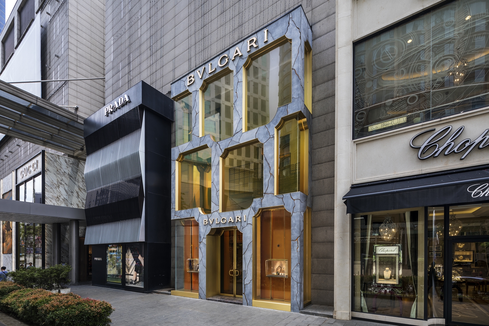 Winkel met gevel van nagebootst marmer - architectenweb.nl