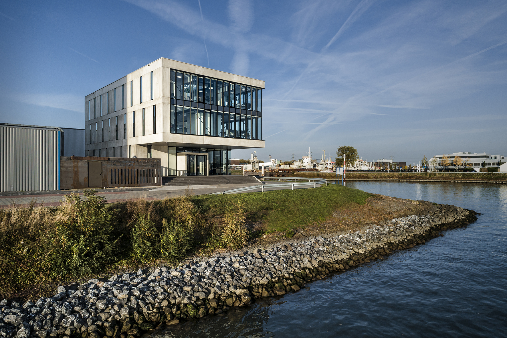 Compact en robuust kantoor voor Scheepswerf Slob - architectenweb.nl