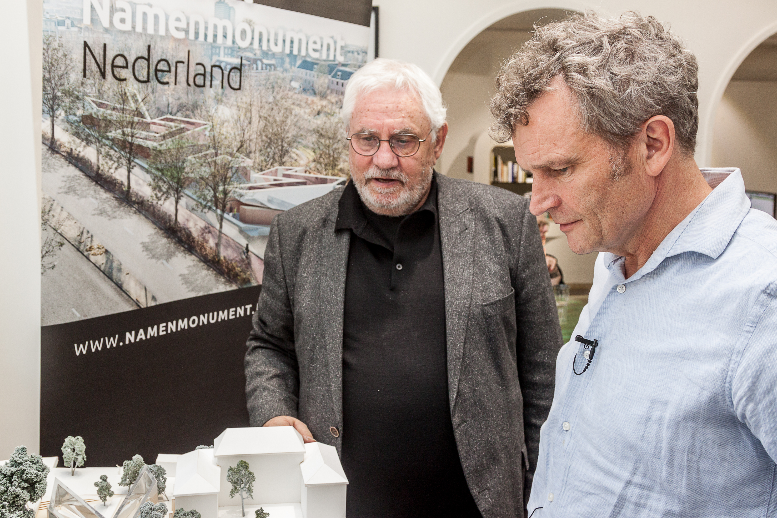 Architect van het Jaar Alkemade doneert aan Namenmonument ...