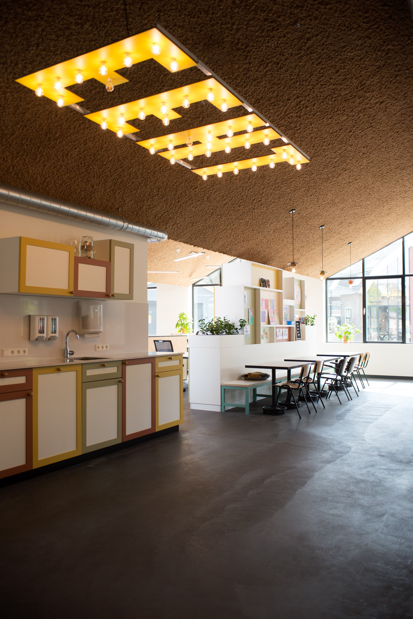 Leysner ontwerpt interieurs bijzondere lunchroom met werkatelier ...