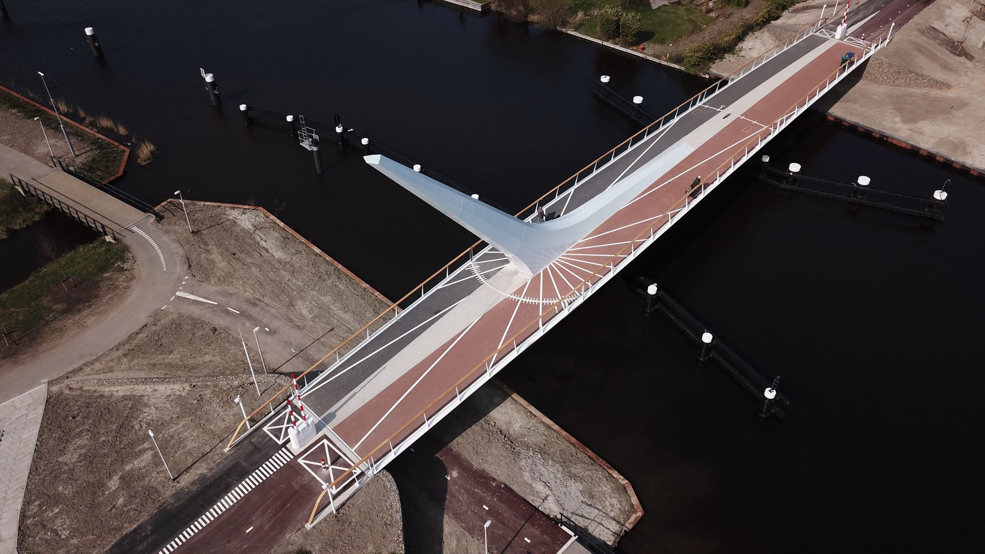 Draaibrug met pyloon als contragewicht - architectenweb.nl