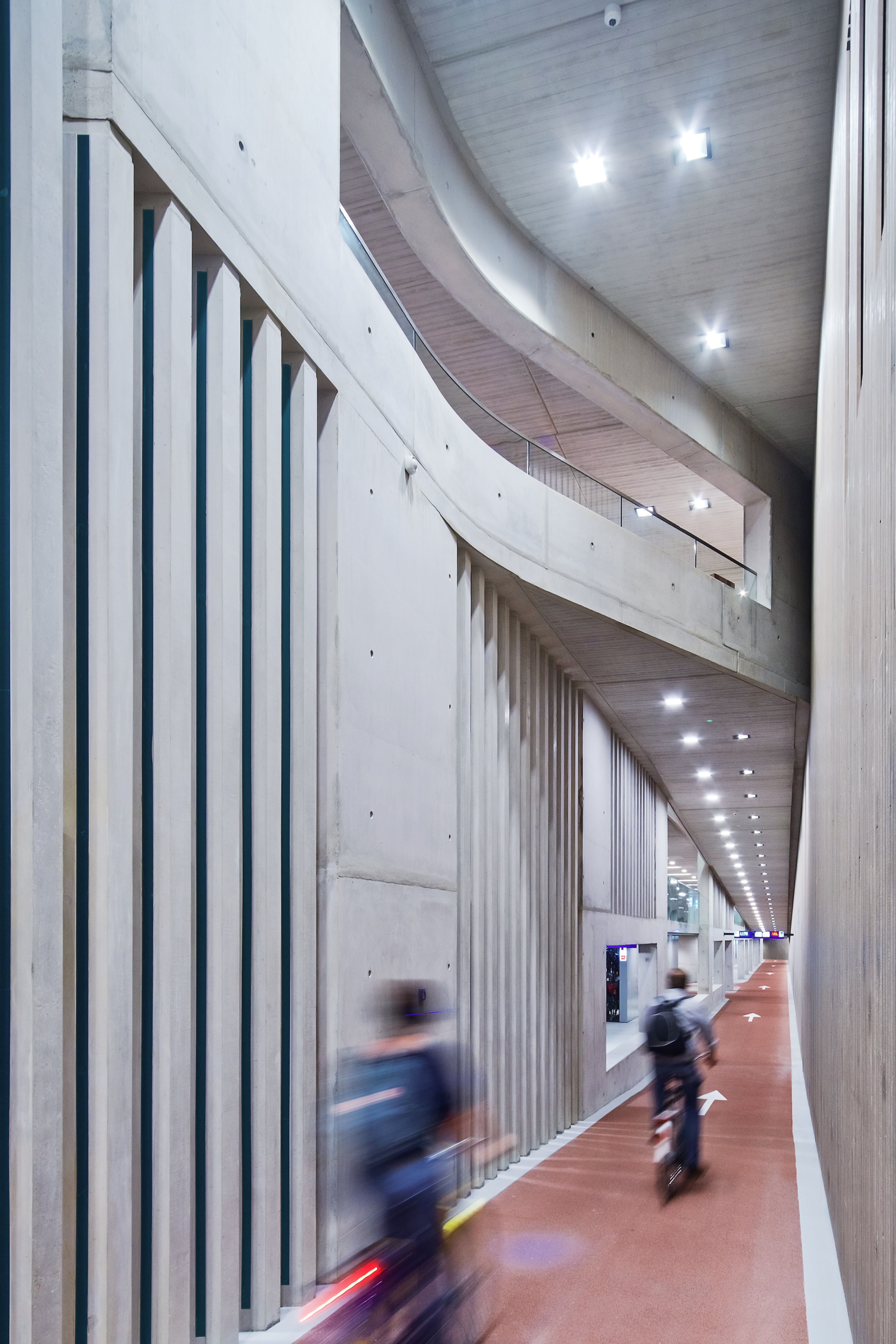 Nieuwe foto's van stationsplein en fietsenstalling Utrecht Centraal ...