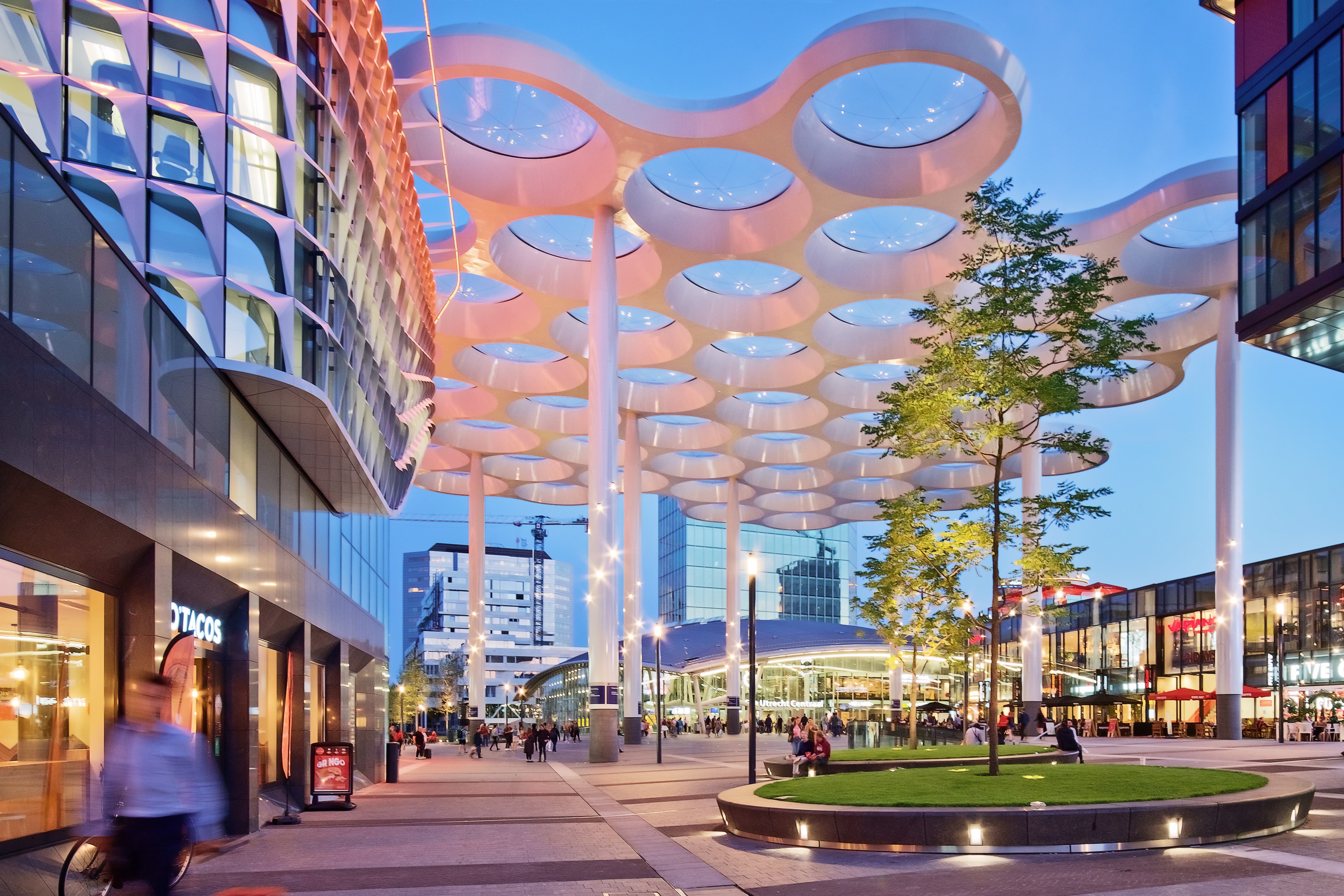 Nieuwe foto's van stationsplein en fietsenstalling Utrecht Centraal ...