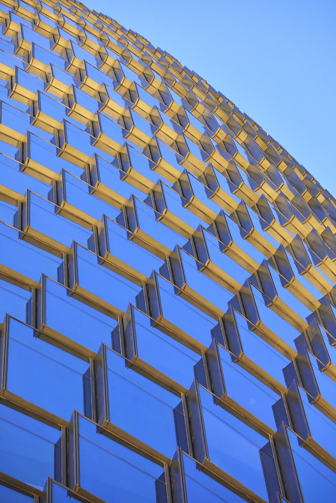 Pas de deux van torenhelften rond het atrium - architectenweb.nl