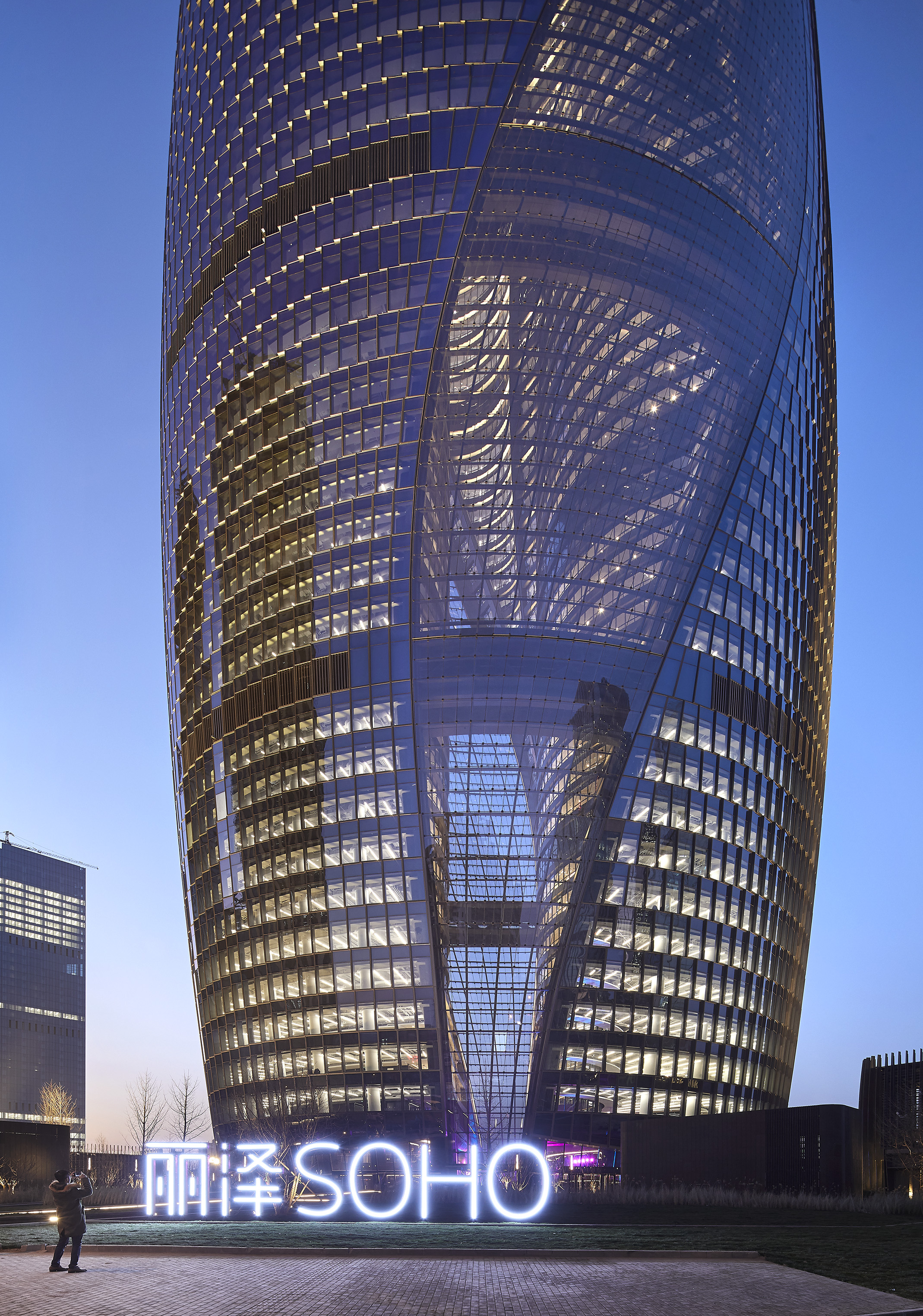Pas de deux van torenhelften rond het atrium - architectenweb.nl