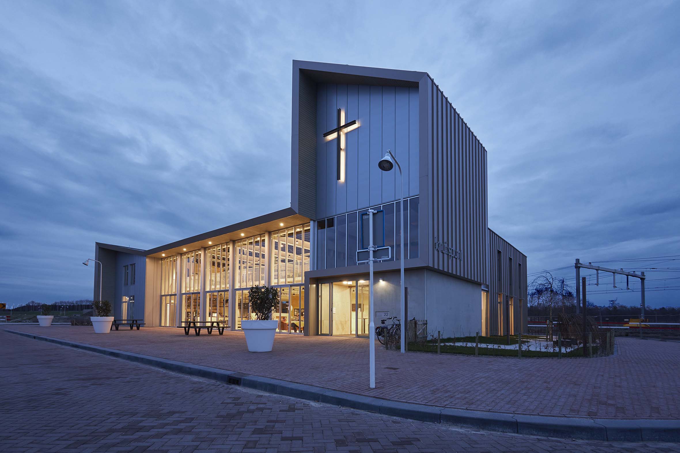 Een modern kerkgebouw dat openheid en eenvoud biedt - architectenweb.nl
