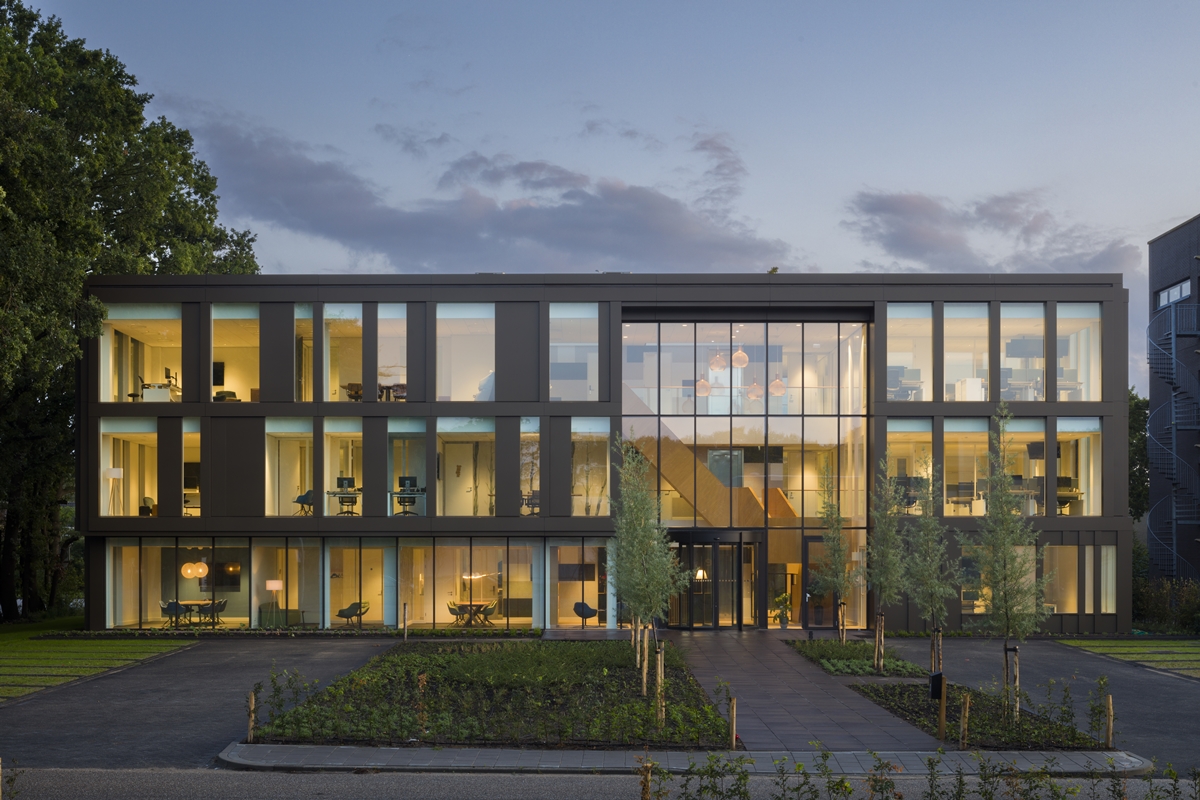 Stoer en open gebouw voor softwareontwikkelaar - architectenweb.nl