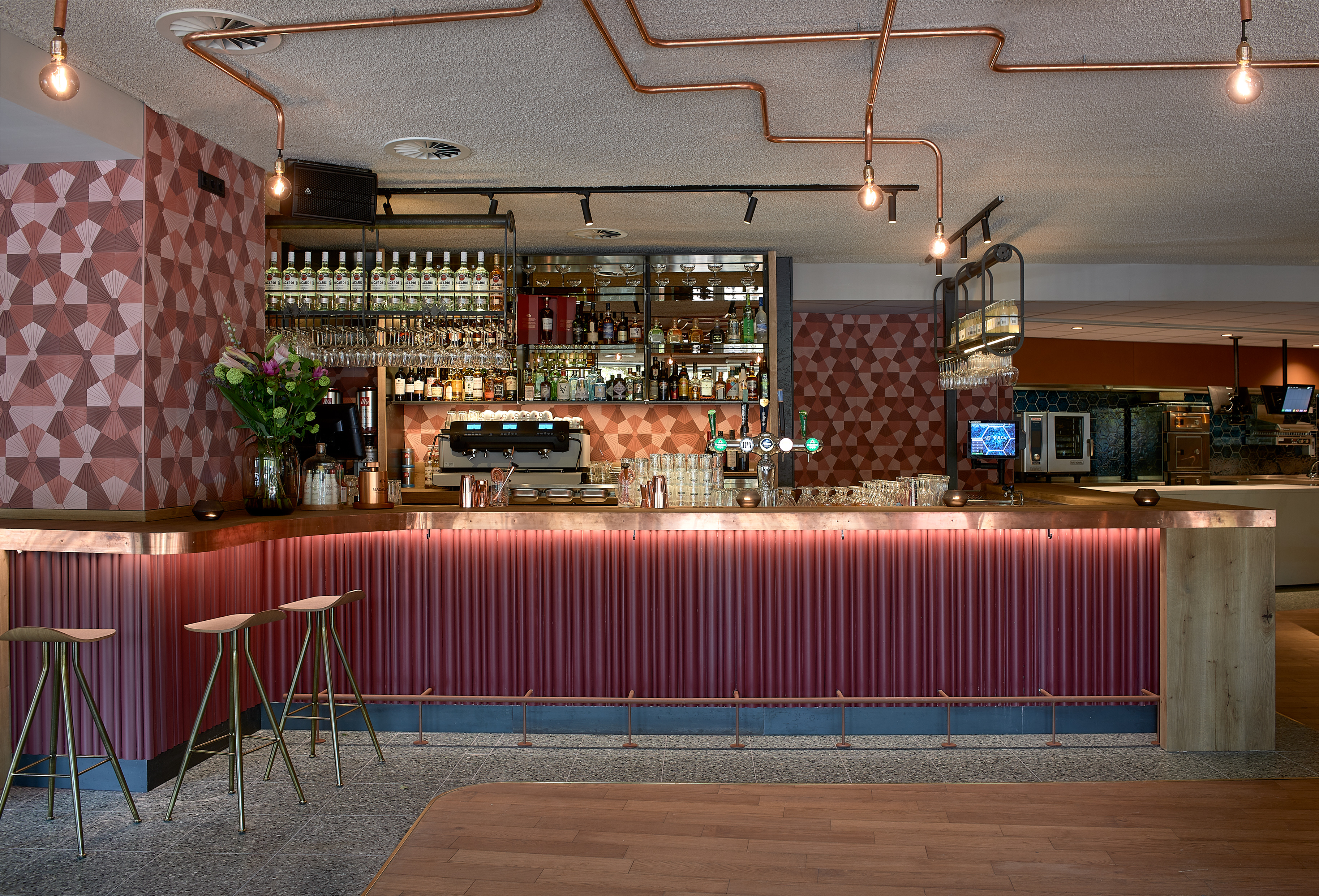 Langgerekte bar verbindt sferen in restaurant No Rules - architectenweb.nl