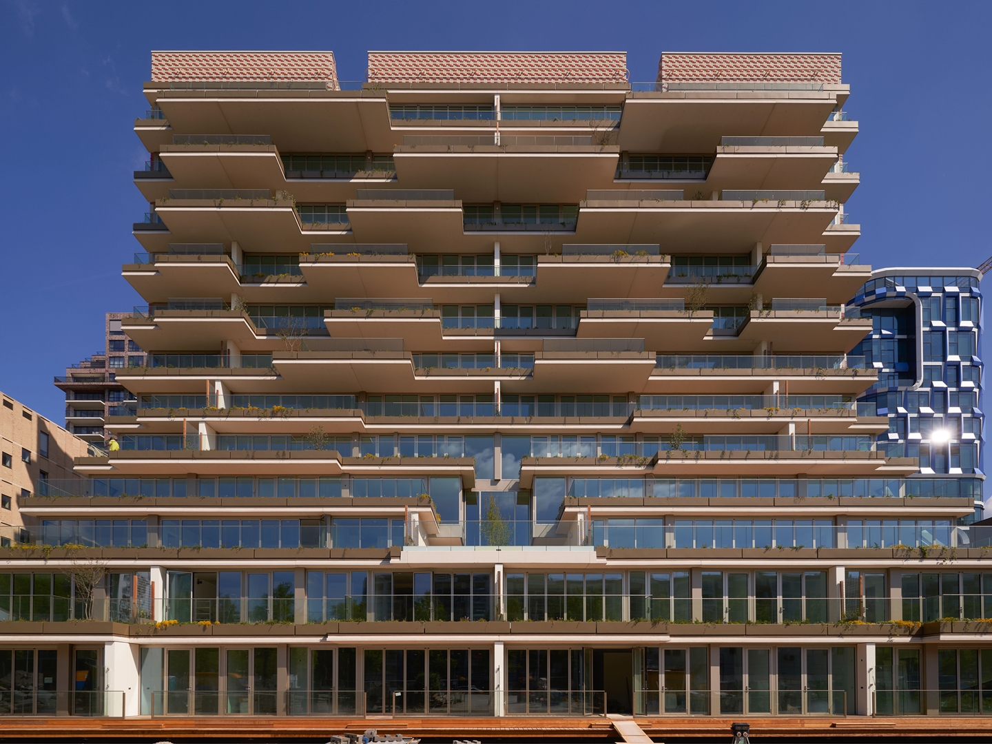 Kleurrijk metselwerk en ruime terrassen voor woongebouw The George ...