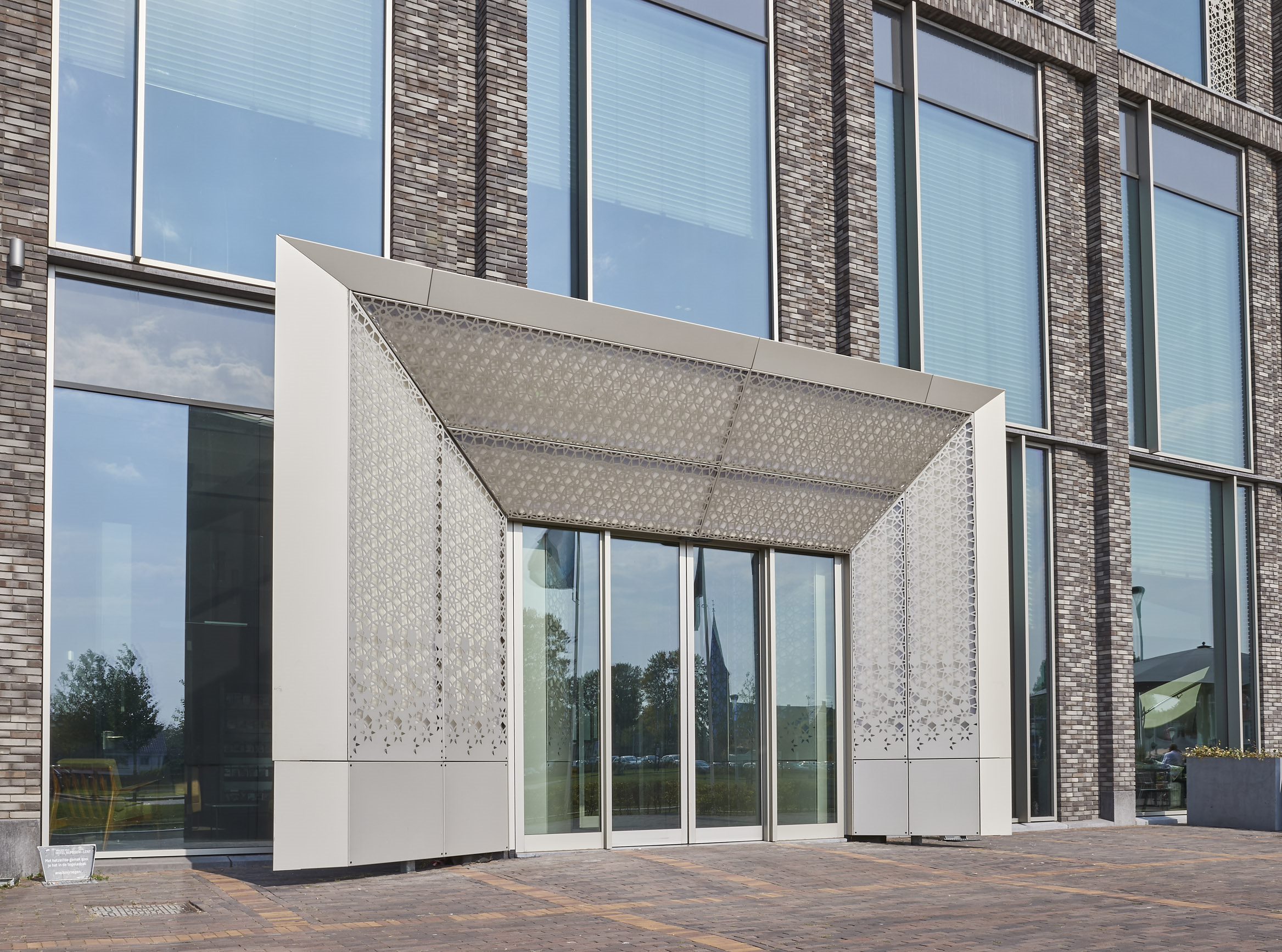 GEZE Benelux B.V. | Van der Valk hotel Nijmegen-Lent - architectenweb.nl