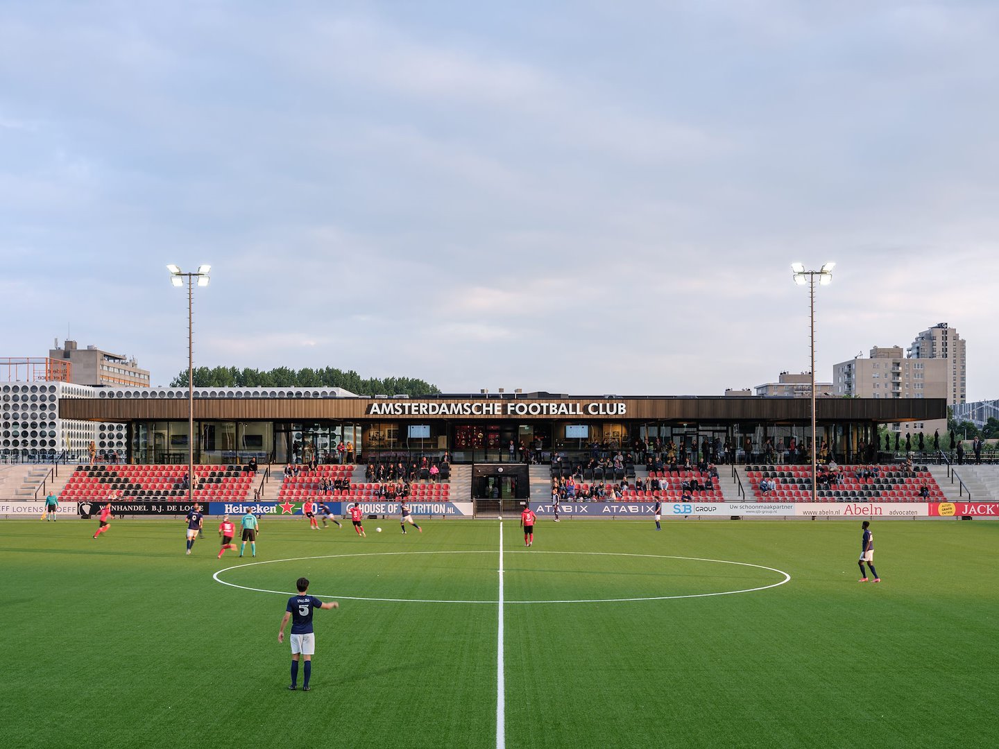 Nieuw sportpark en clubhuis AFC in gebruik genomen - architectenweb.nl