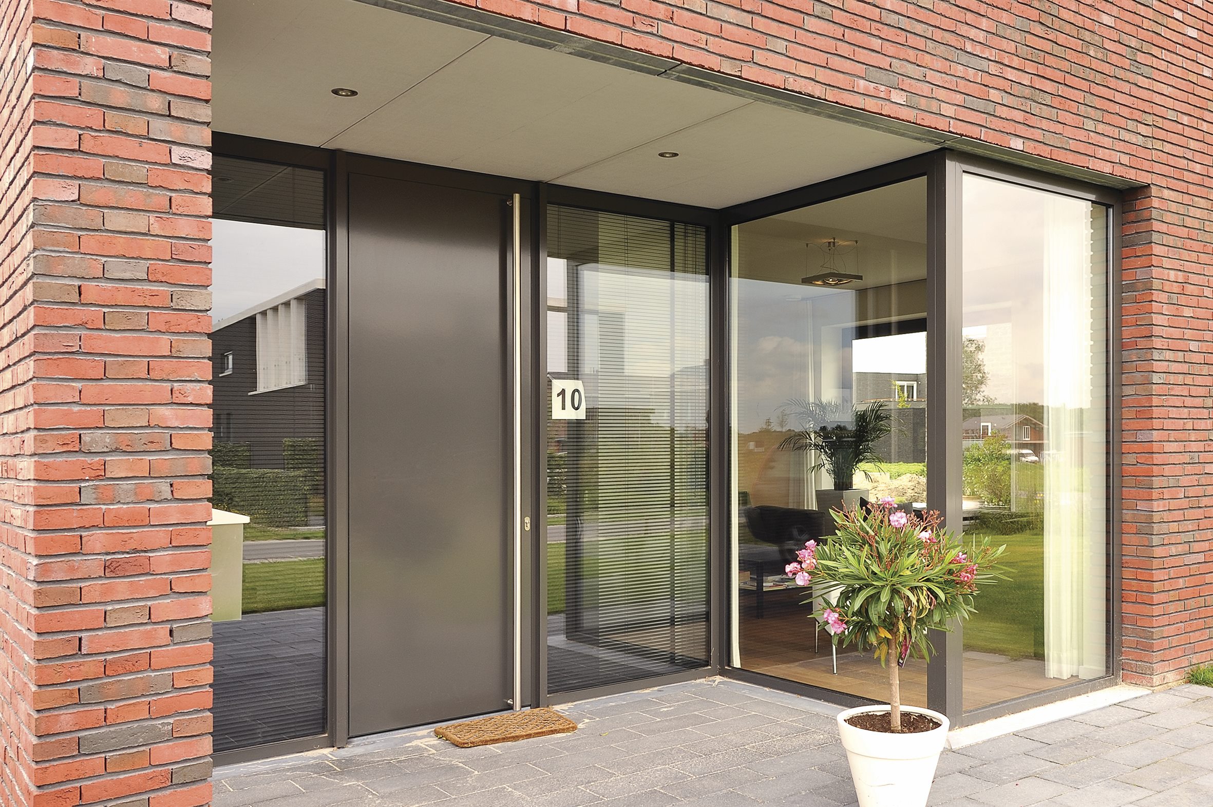 Aliplast Aluminium Systems | Aluminium deuren en beslag - architectenweb.nl