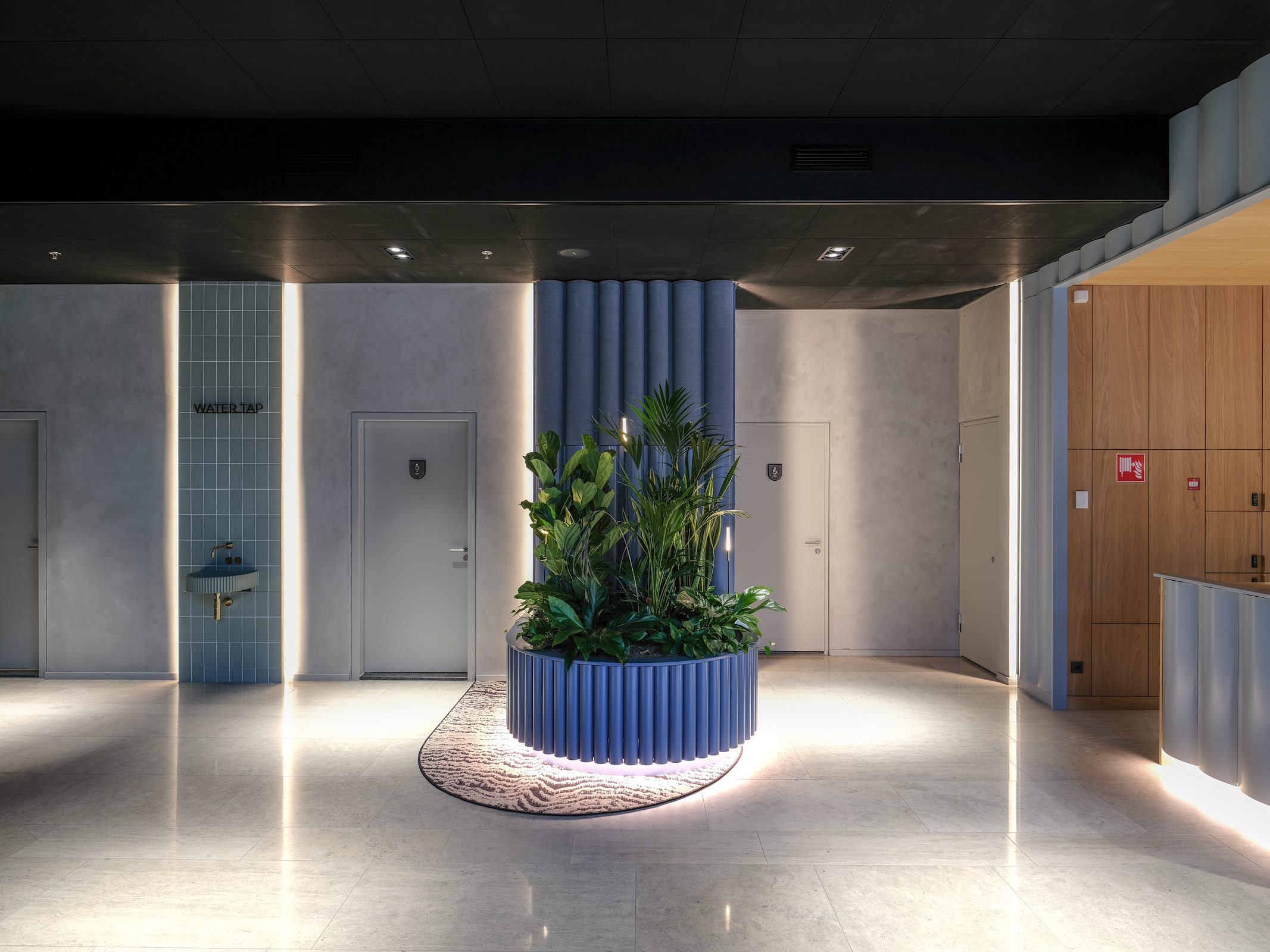 Lobby en eerste verdieping World Port Centre Rotterdam gerenoveerd door ...