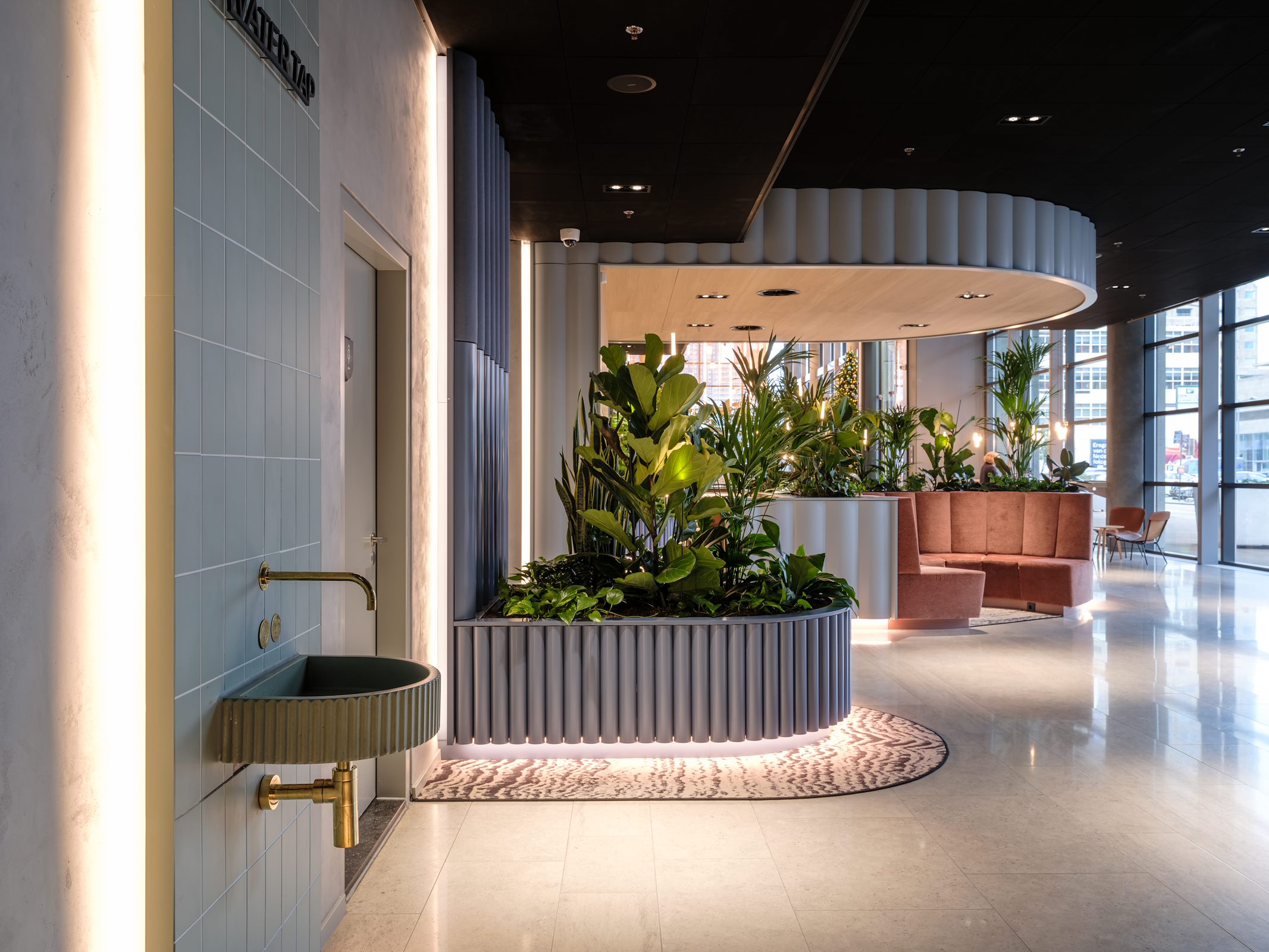 Lobby en eerste verdieping World Port Centre Rotterdam gerenoveerd door ...