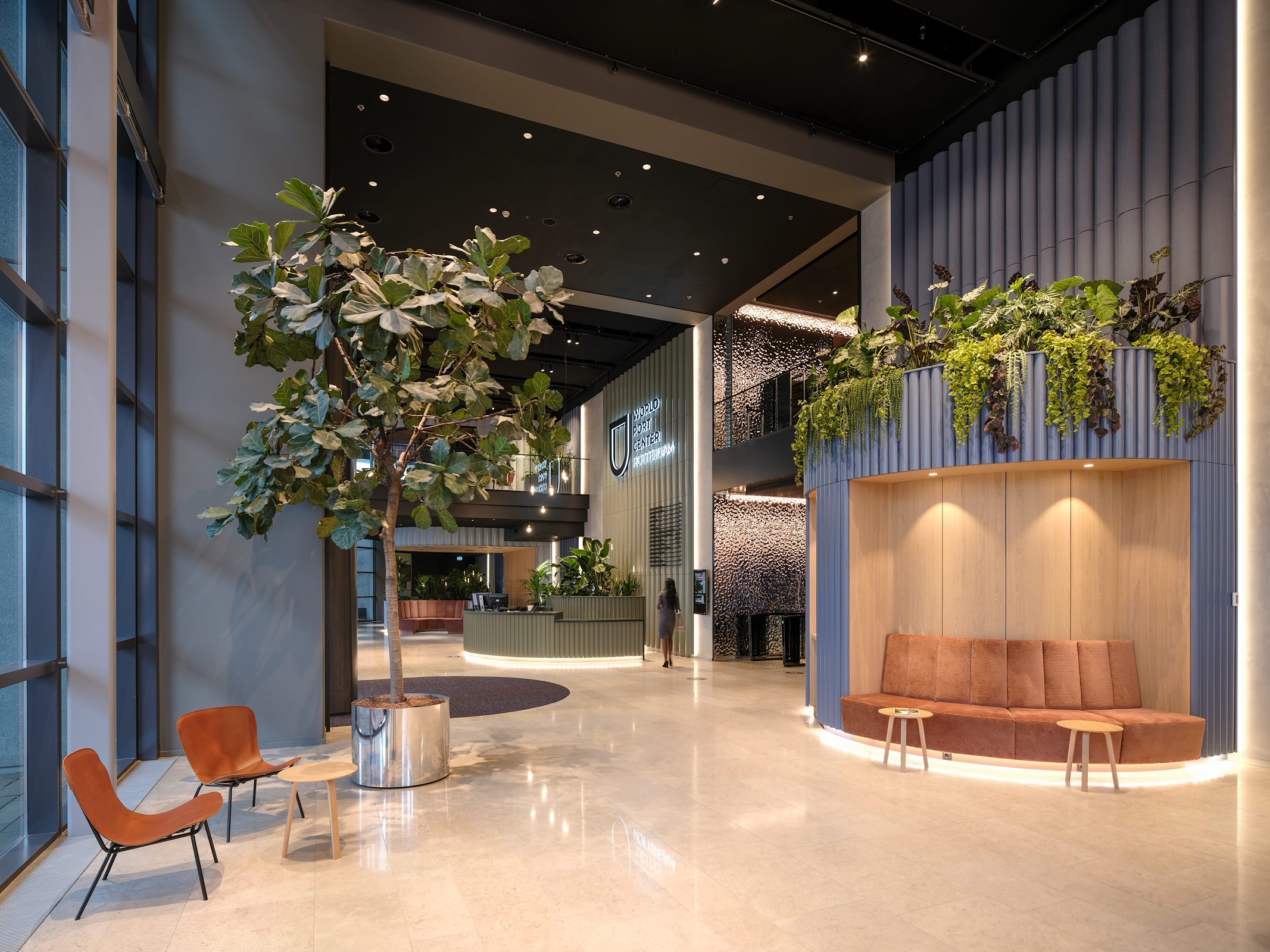 Lobby en eerste verdieping World Port Centre Rotterdam gerenoveerd door ...