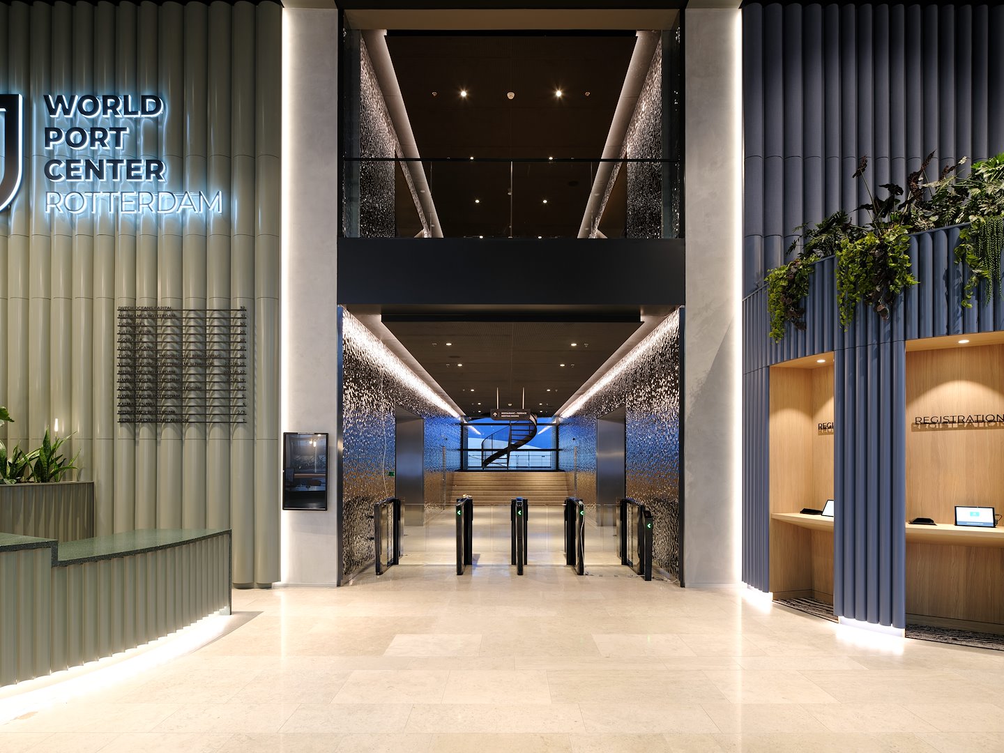 Lobby en eerste verdieping World Port Centre Rotterdam gerenoveerd door ...