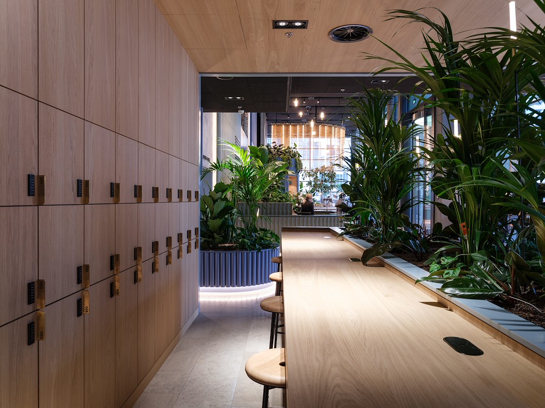 Lobby en eerste verdieping World Port Centre Rotterdam gerenoveerd door ...