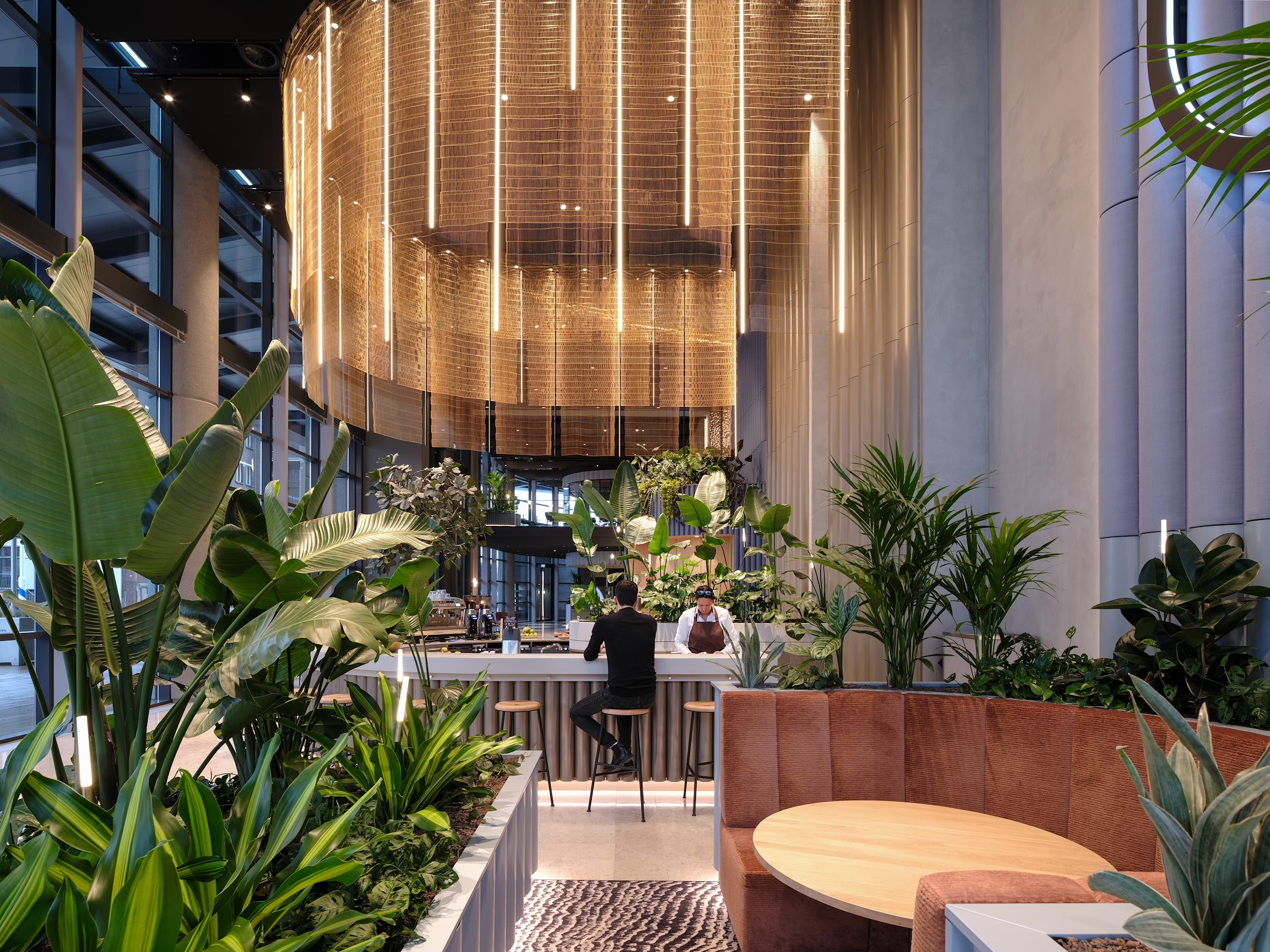Lobby en eerste verdieping World Port Centre Rotterdam gerenoveerd door ...