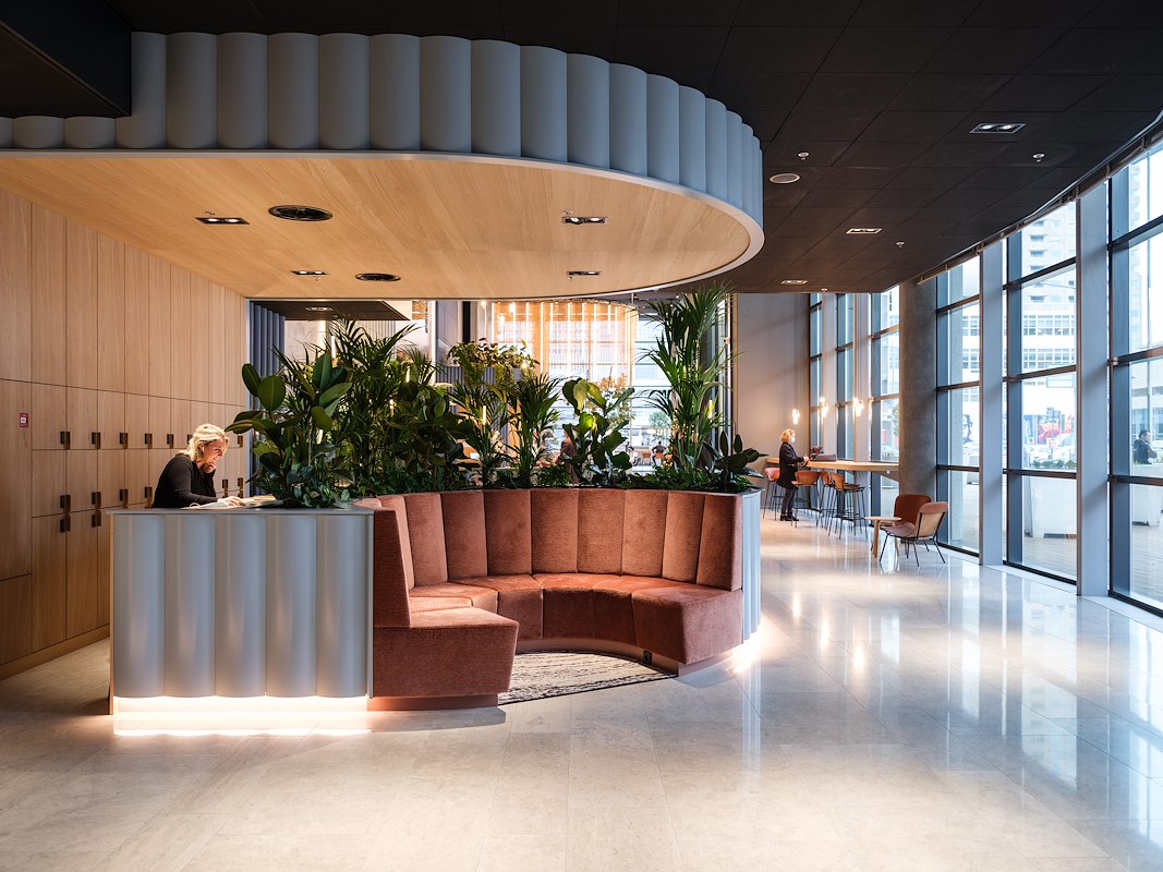 Lobby en eerste verdieping World Port Centre Rotterdam gerenoveerd door ...