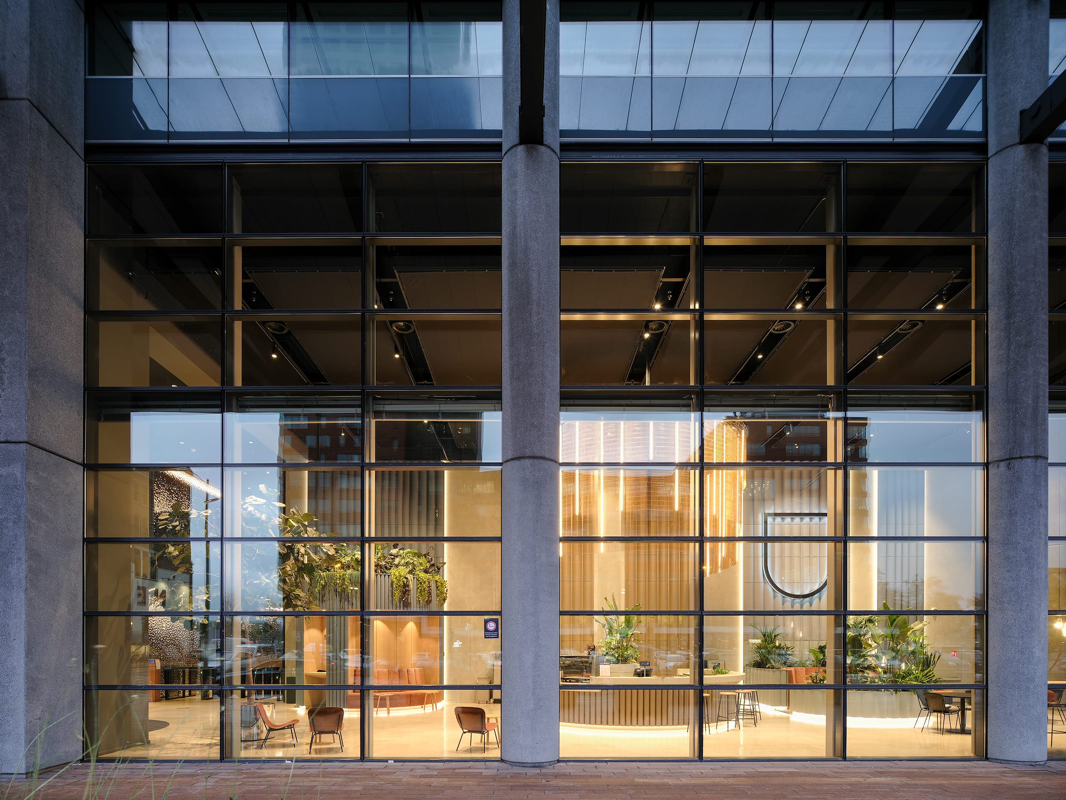 Lobby en eerste verdieping World Port Centre Rotterdam gerenoveerd door ...