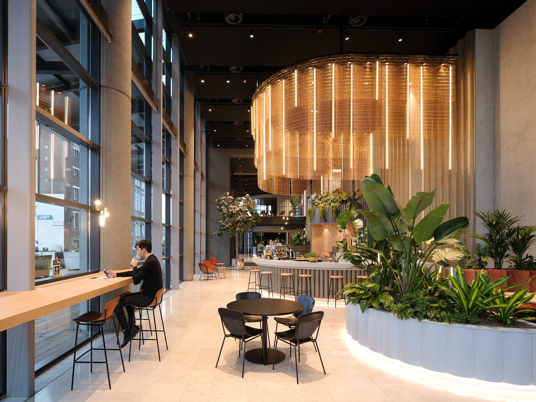Lobby en eerste verdieping World Port Centre Rotterdam gerenoveerd door ...