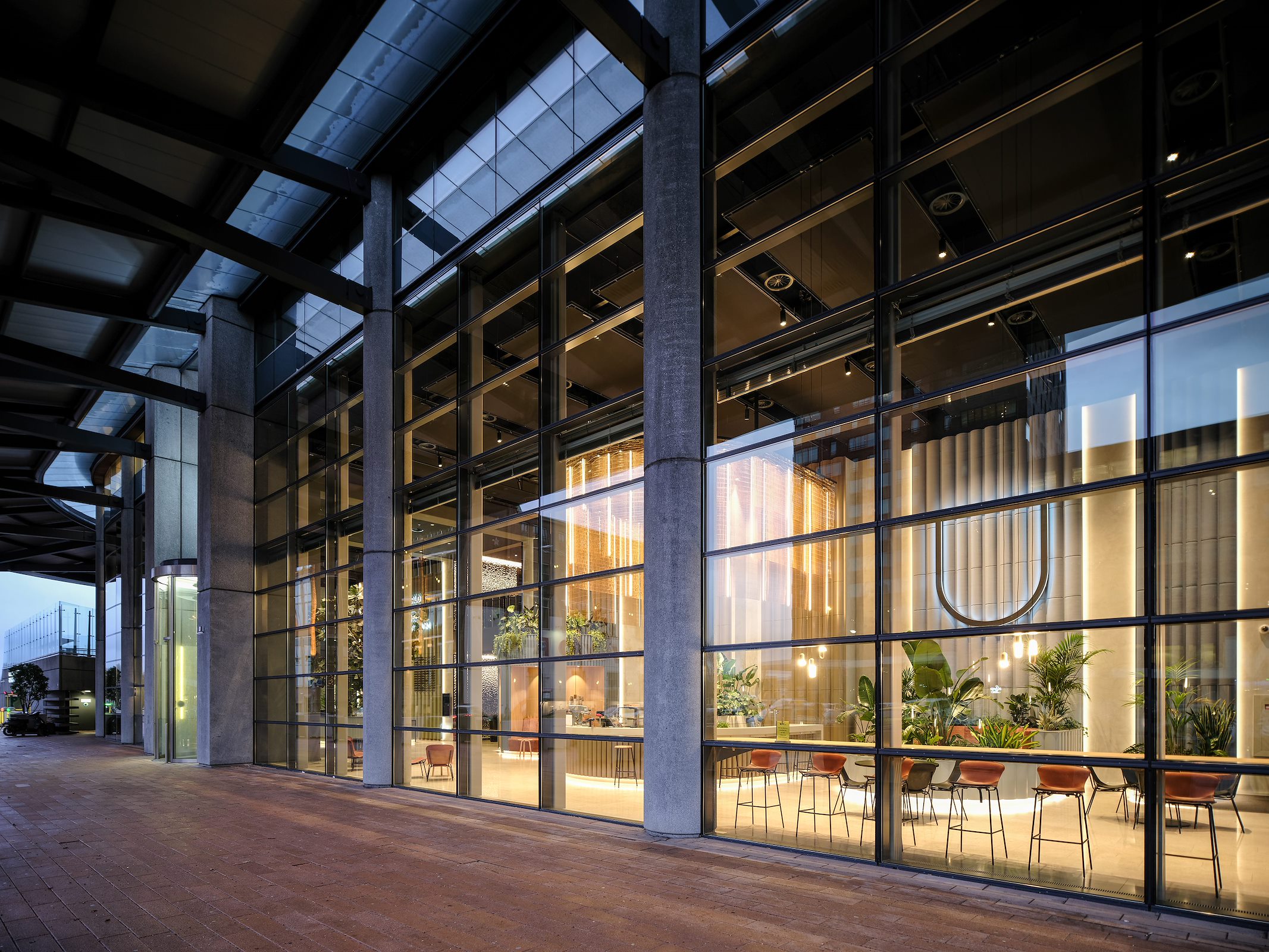 Lobby en eerste verdieping World Port Centre Rotterdam gerenoveerd door ...