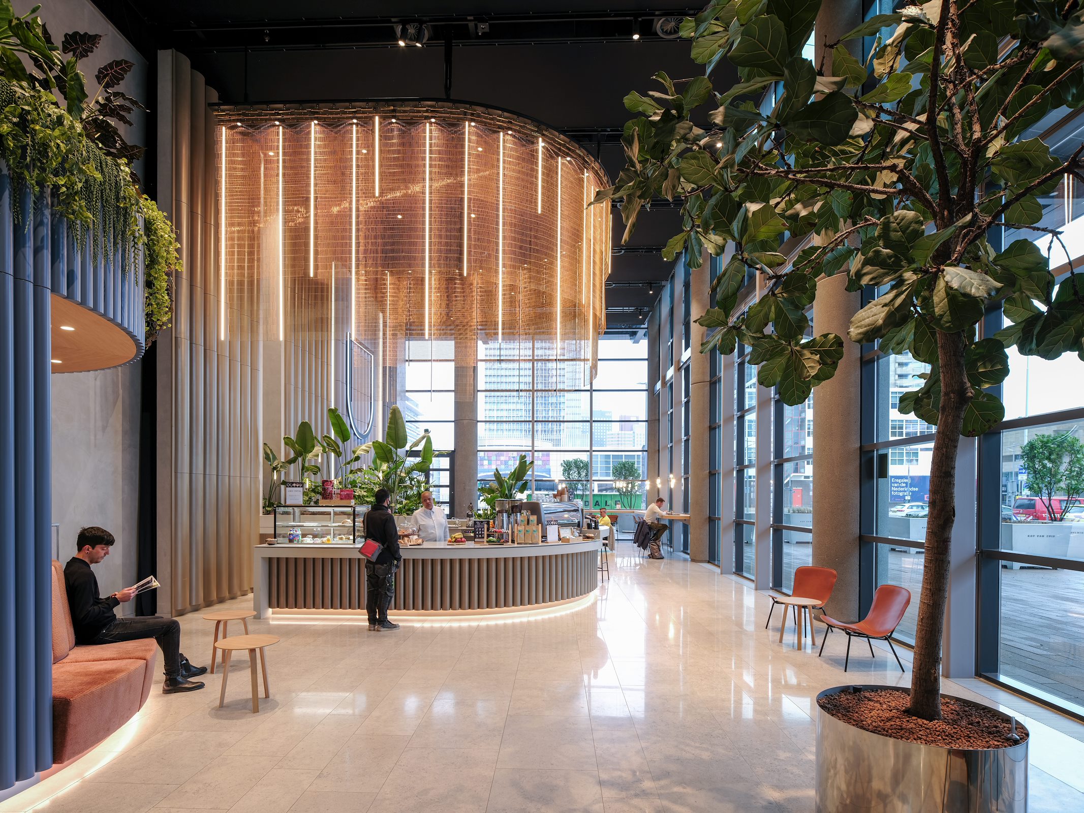 Lobby en eerste verdieping World Port Centre Rotterdam gerenoveerd door ...